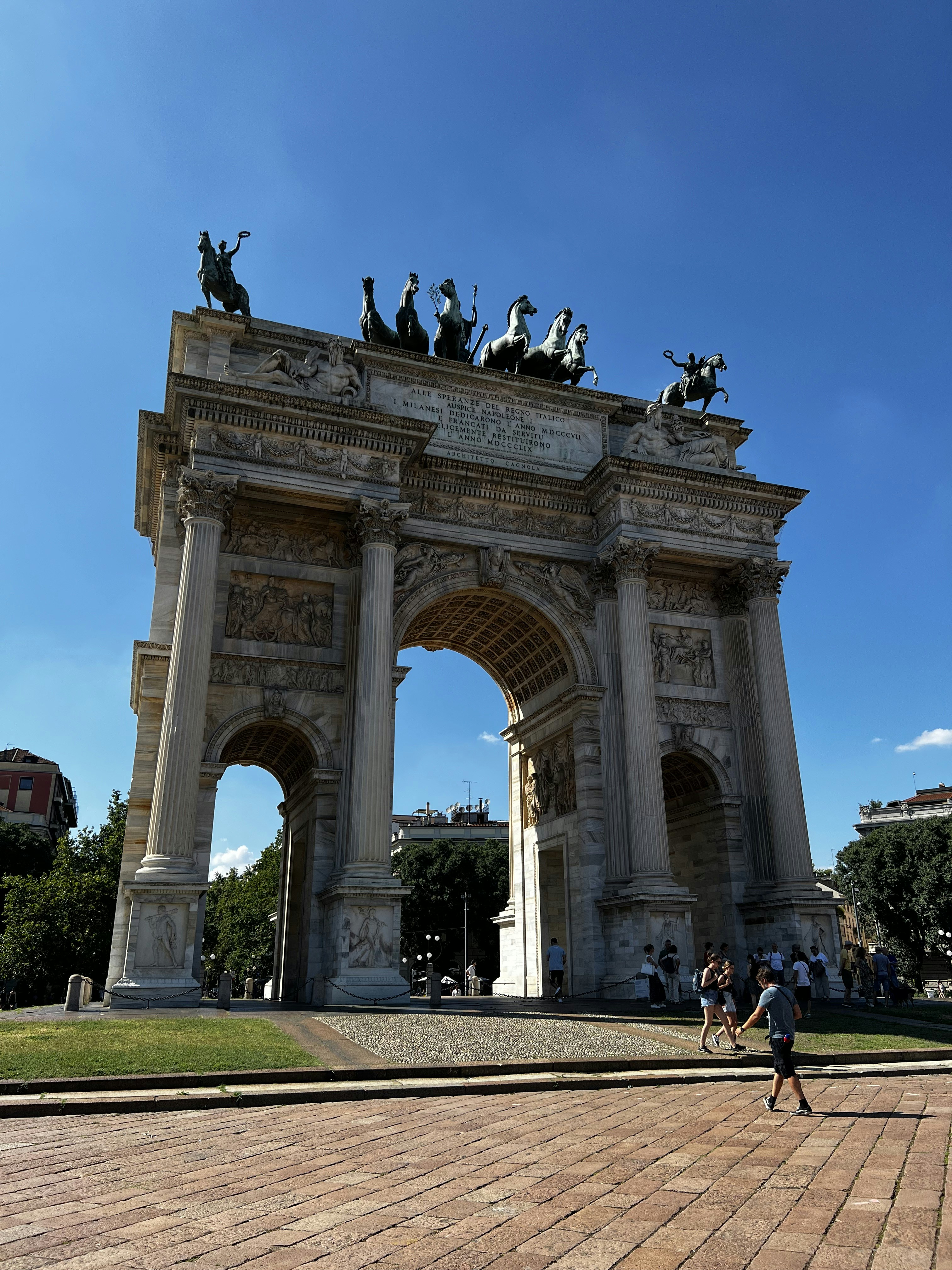 A large arch with statues on top of it photo – Free Milan Image on Unsplash