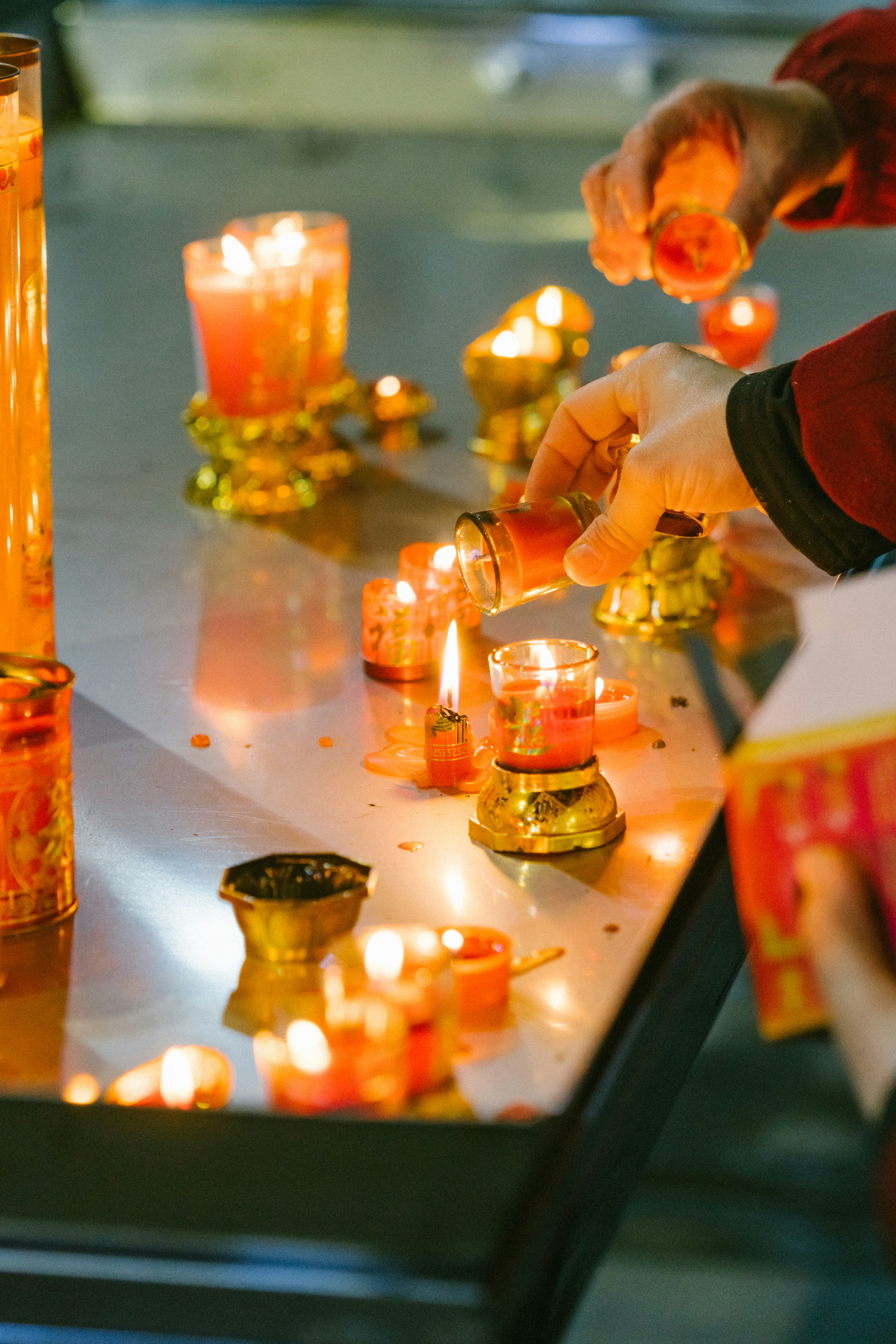 A group of people lighting candles on a table photo – Free 西街泉州开元寺 ...