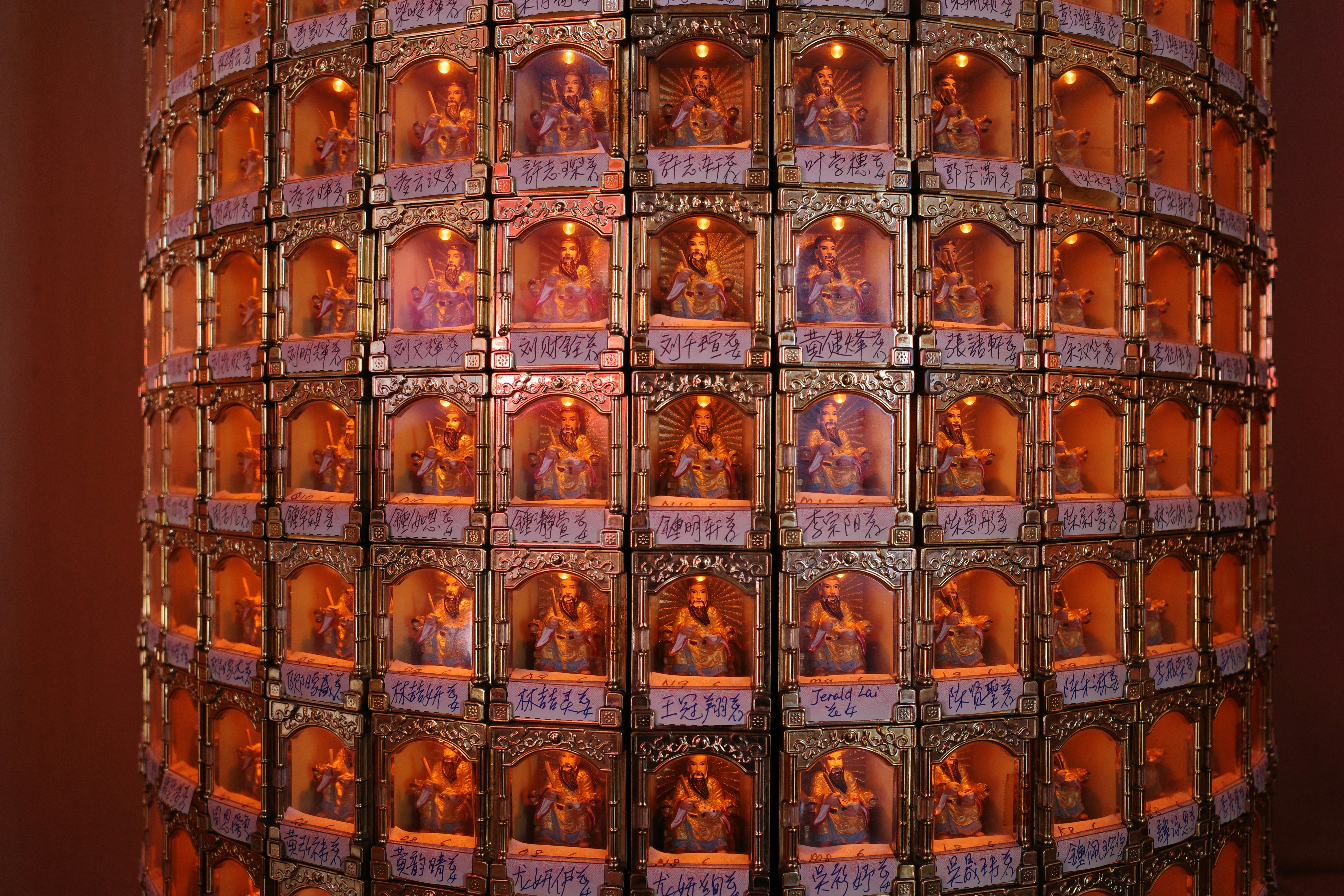 Echoes Wrapped: A Cylindrical Wall of Repeating Portrait Frames in Warm Light