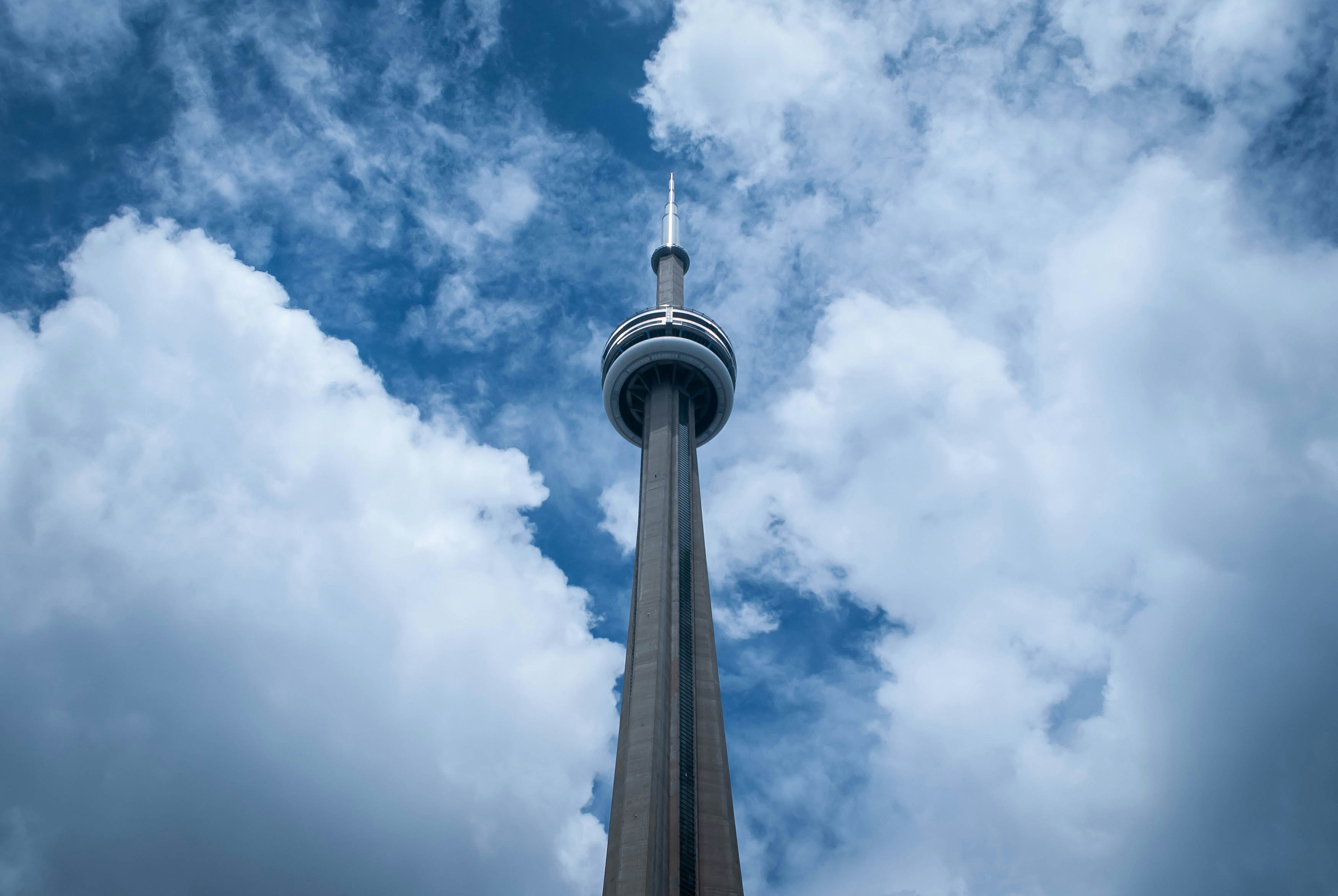 A tall tower with a sky background photo – Free Toronto Image on Unsplash