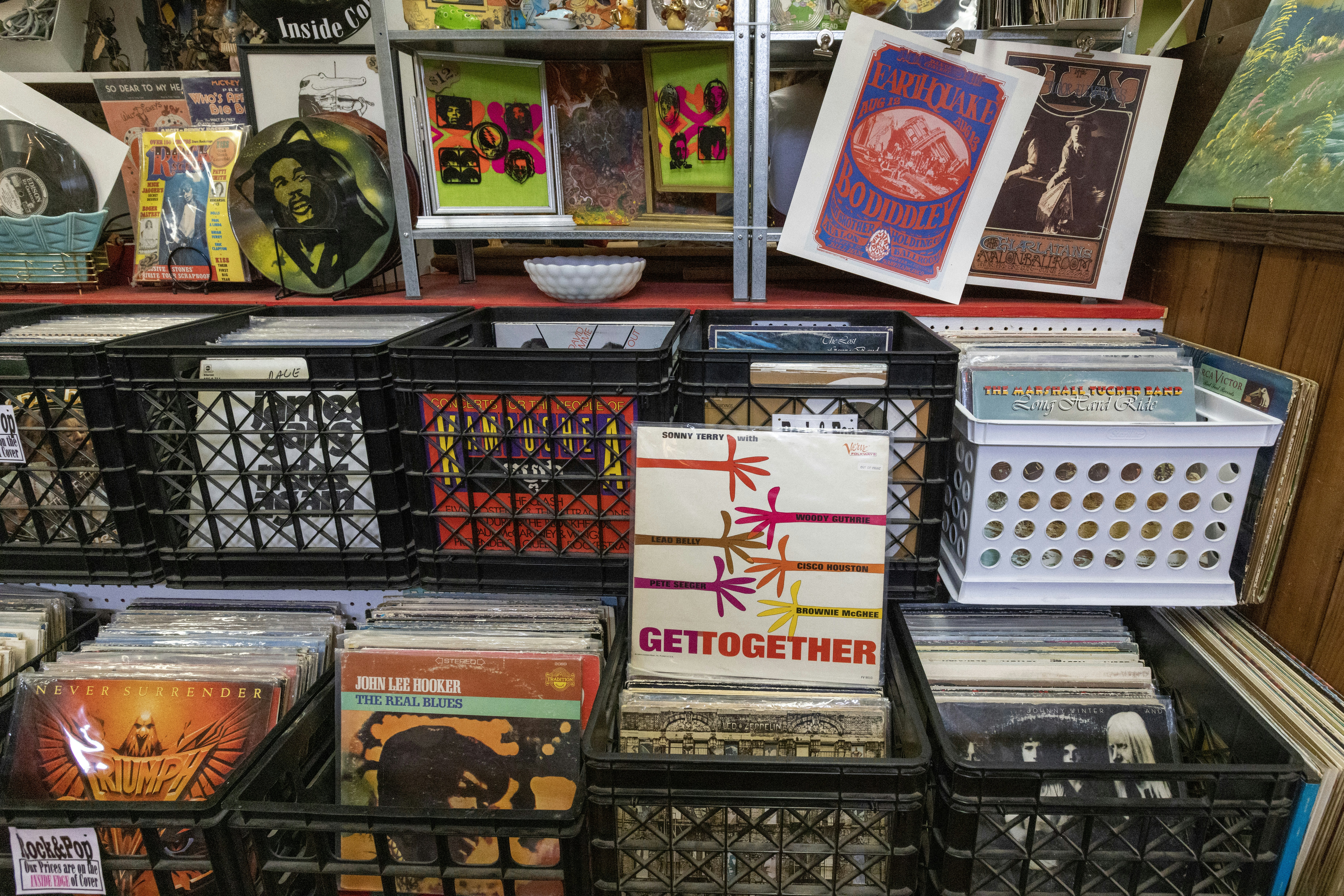 A bunch of cds are on display in a store photo – Free Usa Image on Unsplash