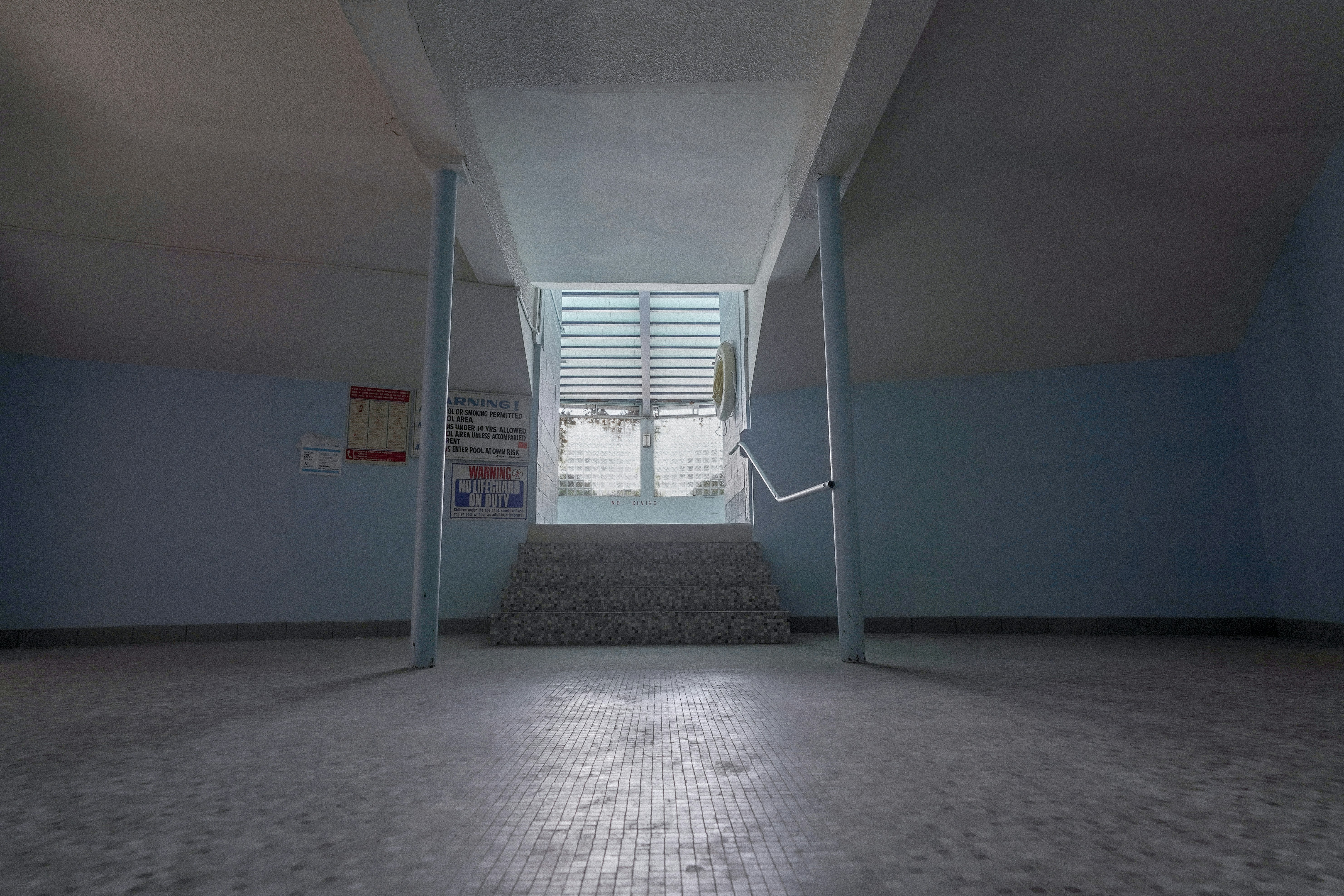 Foto Un pasillo vacío con escaleras que conducen a una ventana – Imagen ...