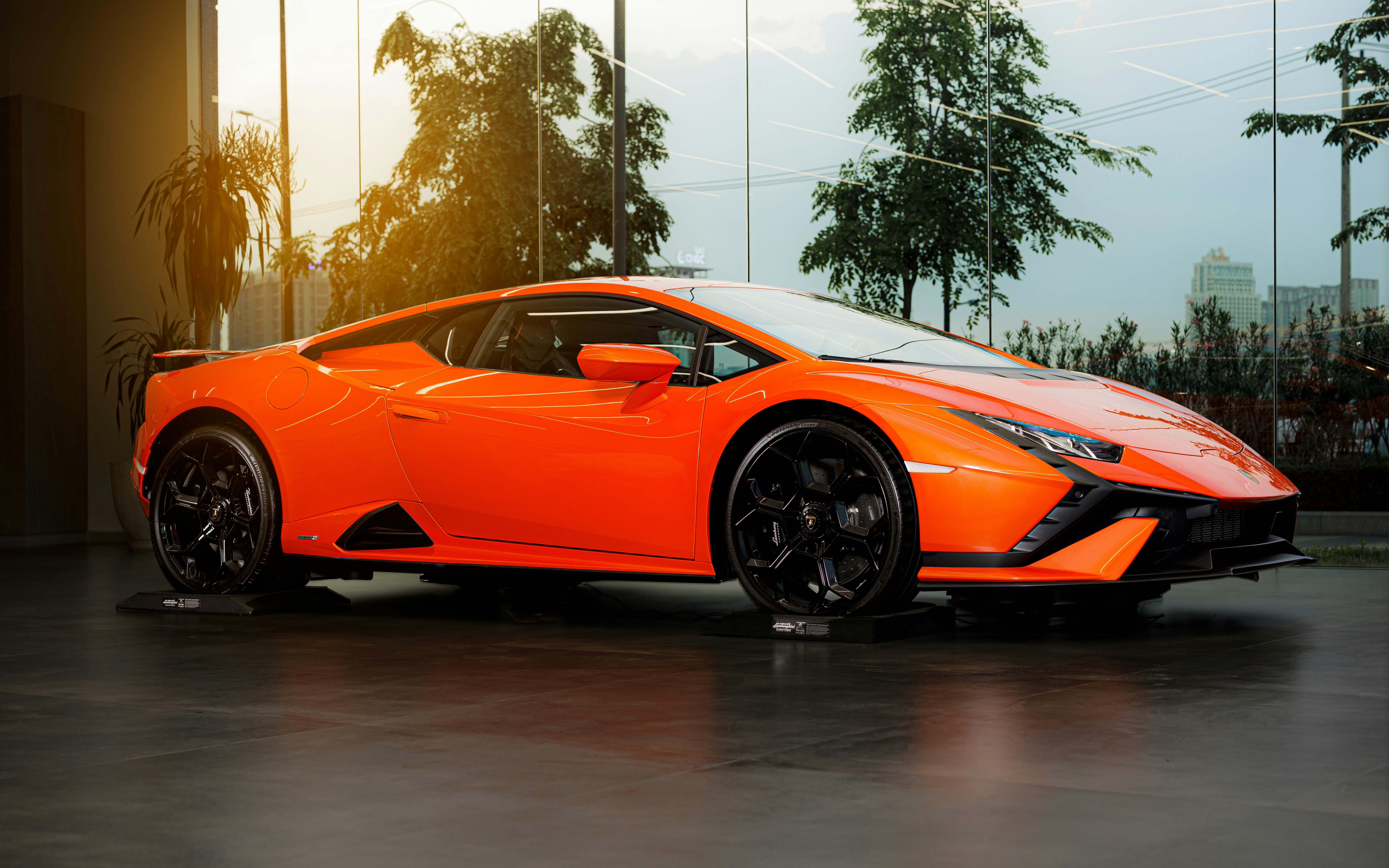Foto Un coche deportivo de color naranja brillante estacionado en un ...
