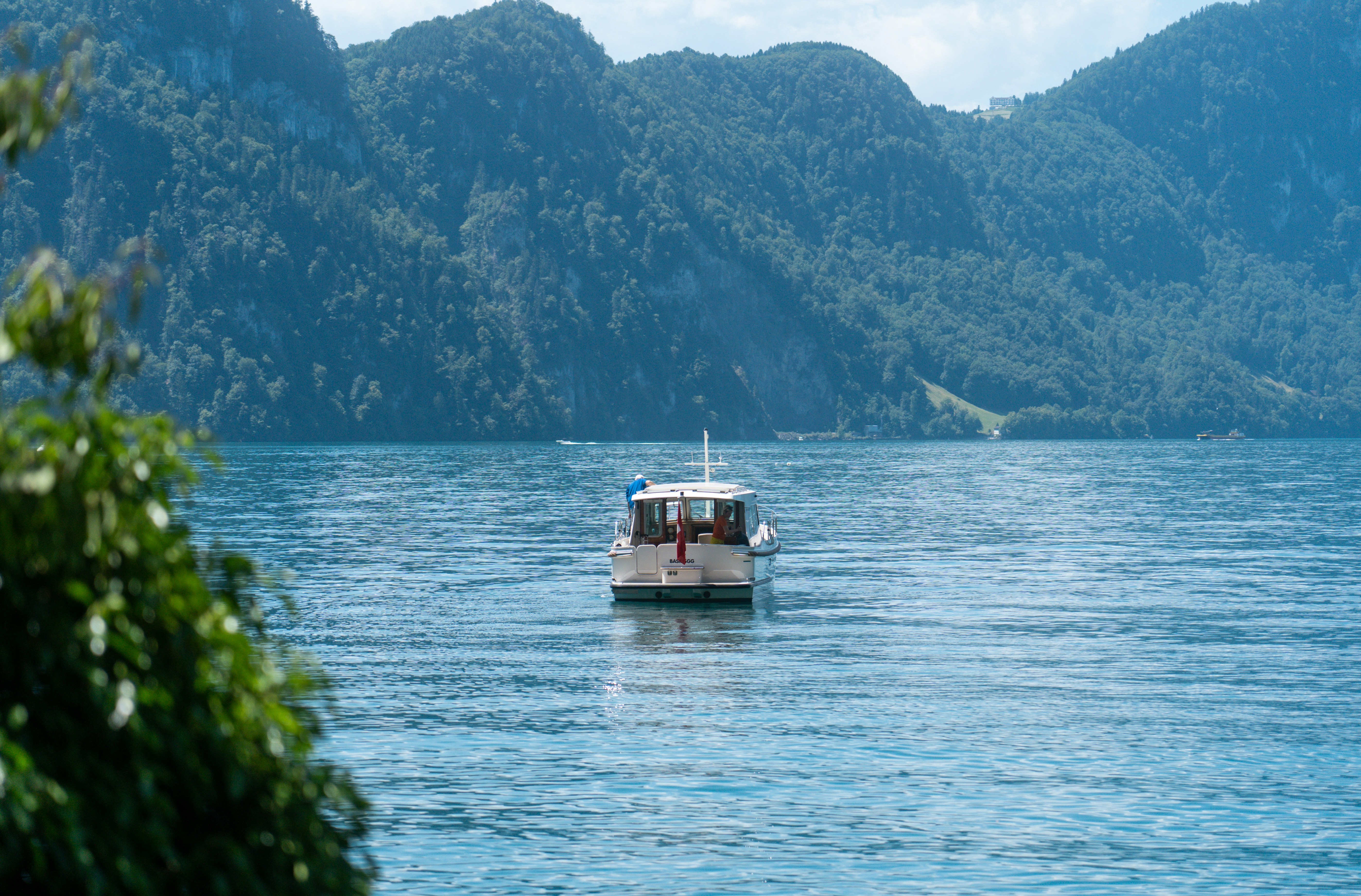 Un barco flotando sobre una gran masa de agua foto – Imagen de Verano ...