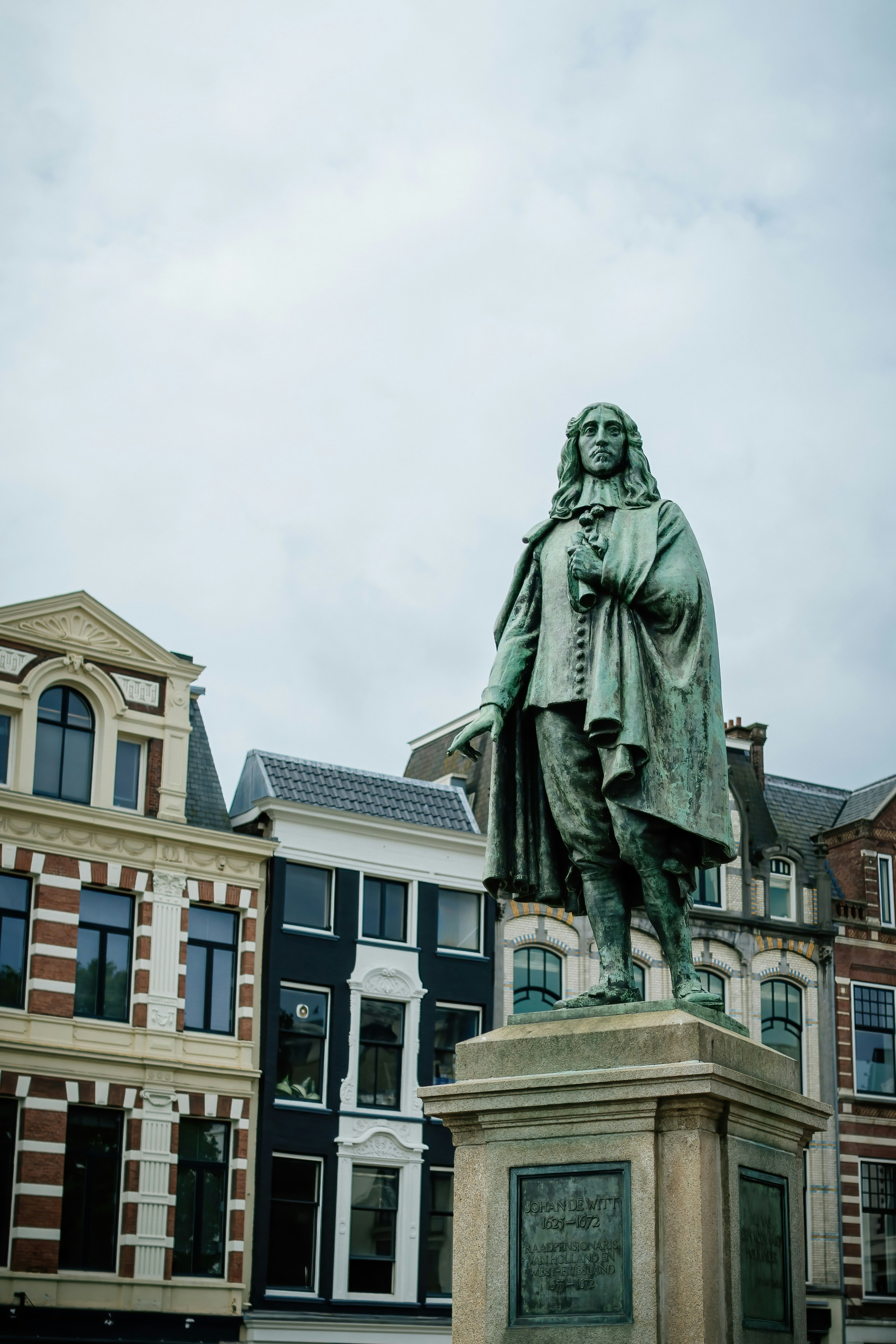 Une statue d’un homme debout devant un bâtiment photo – Photo La Haye ...