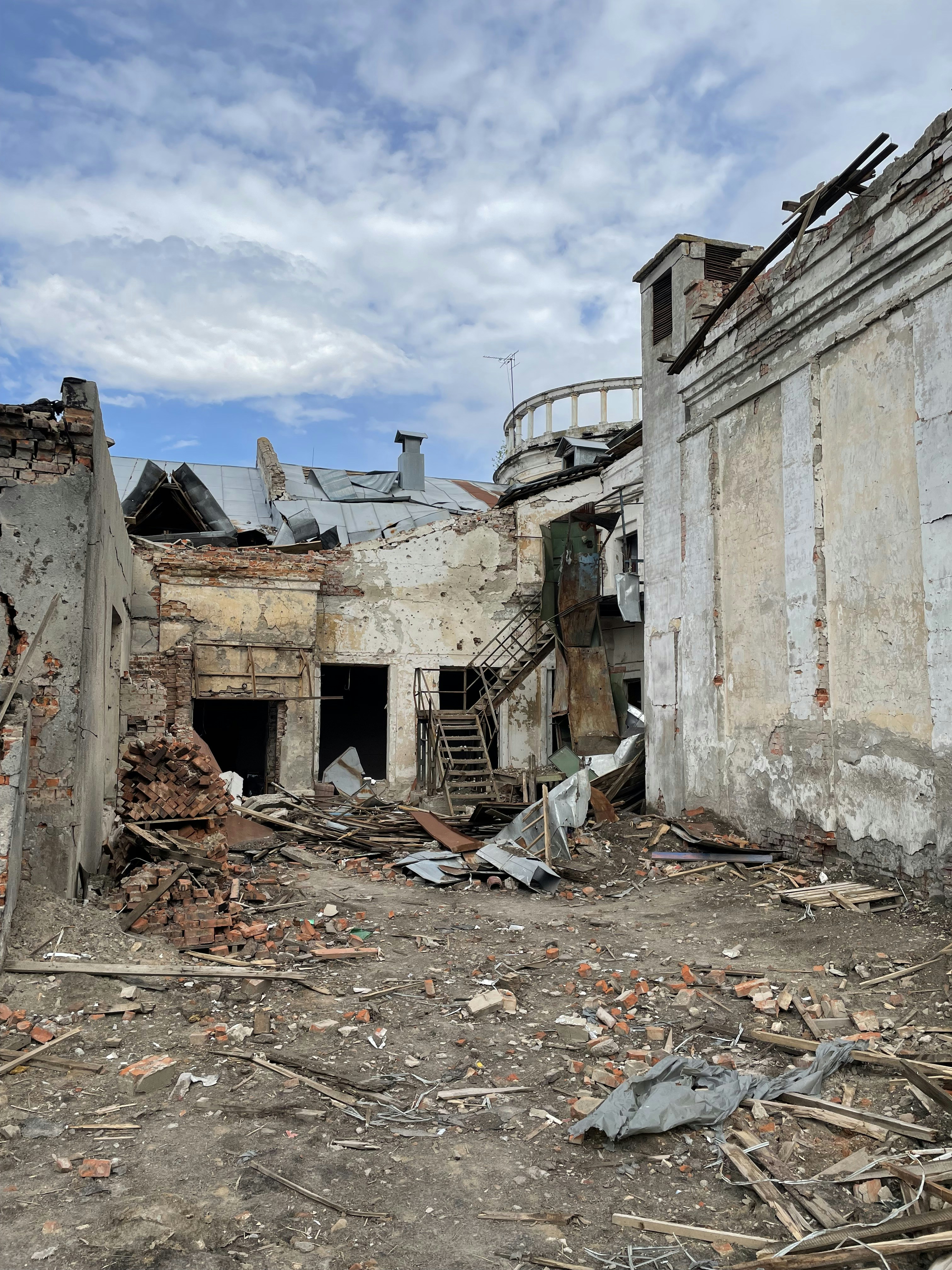 Un edificio deteriorado con un montón de escombros en el suelo foto ...