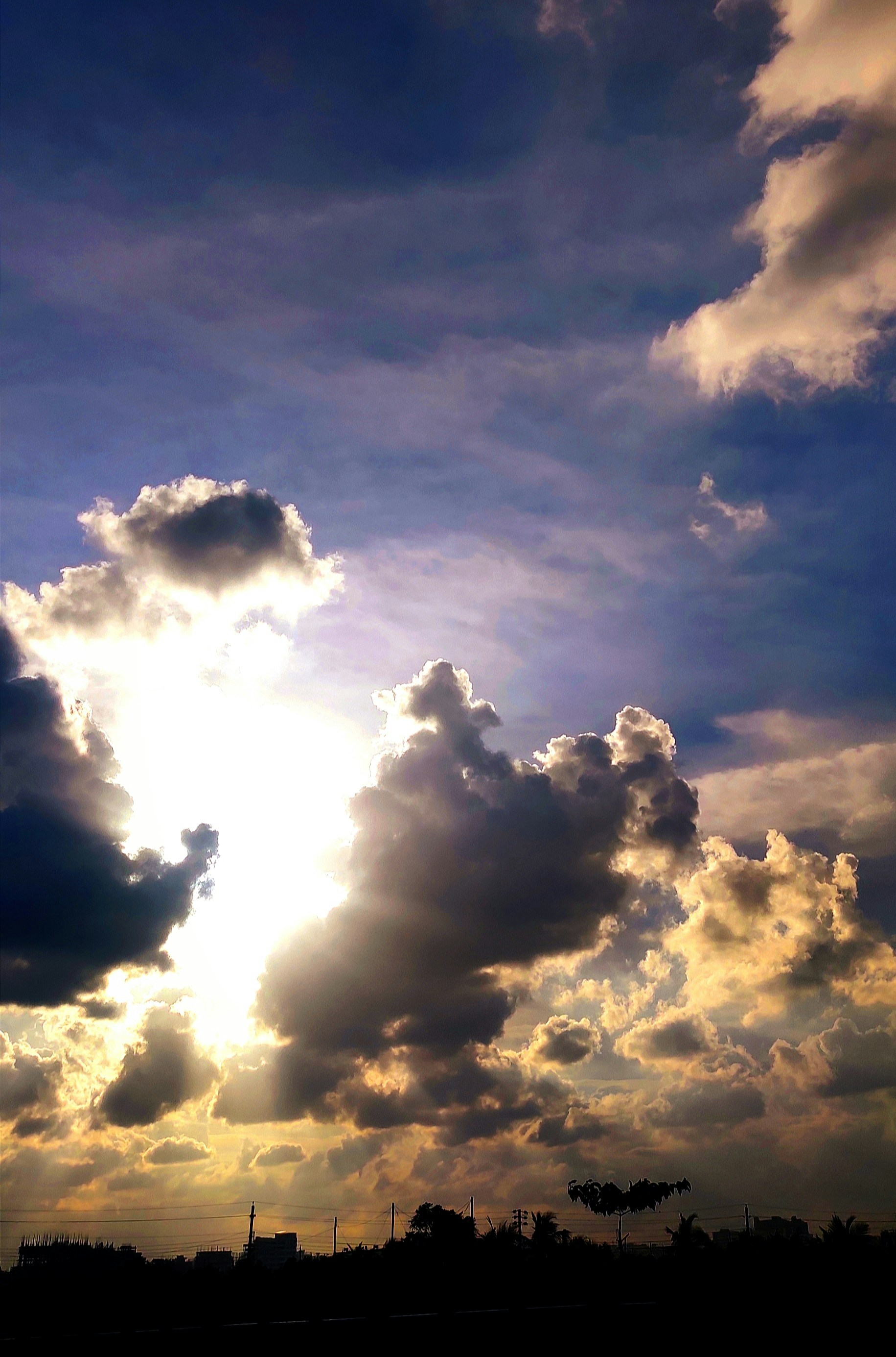 Le soleil brille à travers les nuages dans le ciel photo – Photo Ciel ...