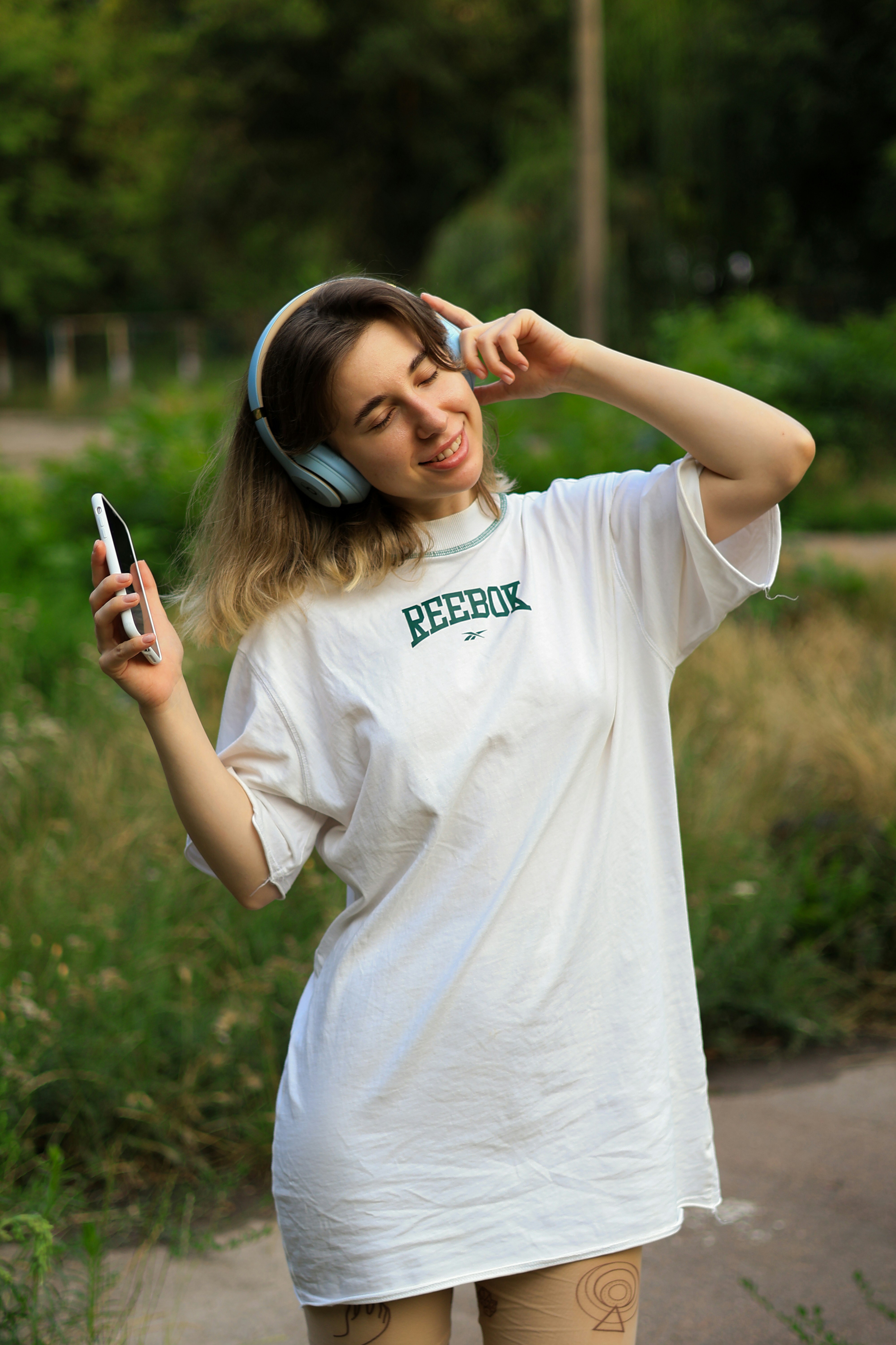 Headphones on, coffee-break smile: a carefree moment in motion
