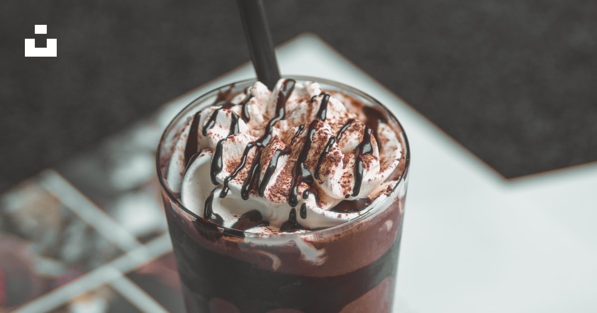ホイップクリームとチョコレートの小雨が入ったチョコレートドリンクの写真 Unsplashのコーヒーの無料画像