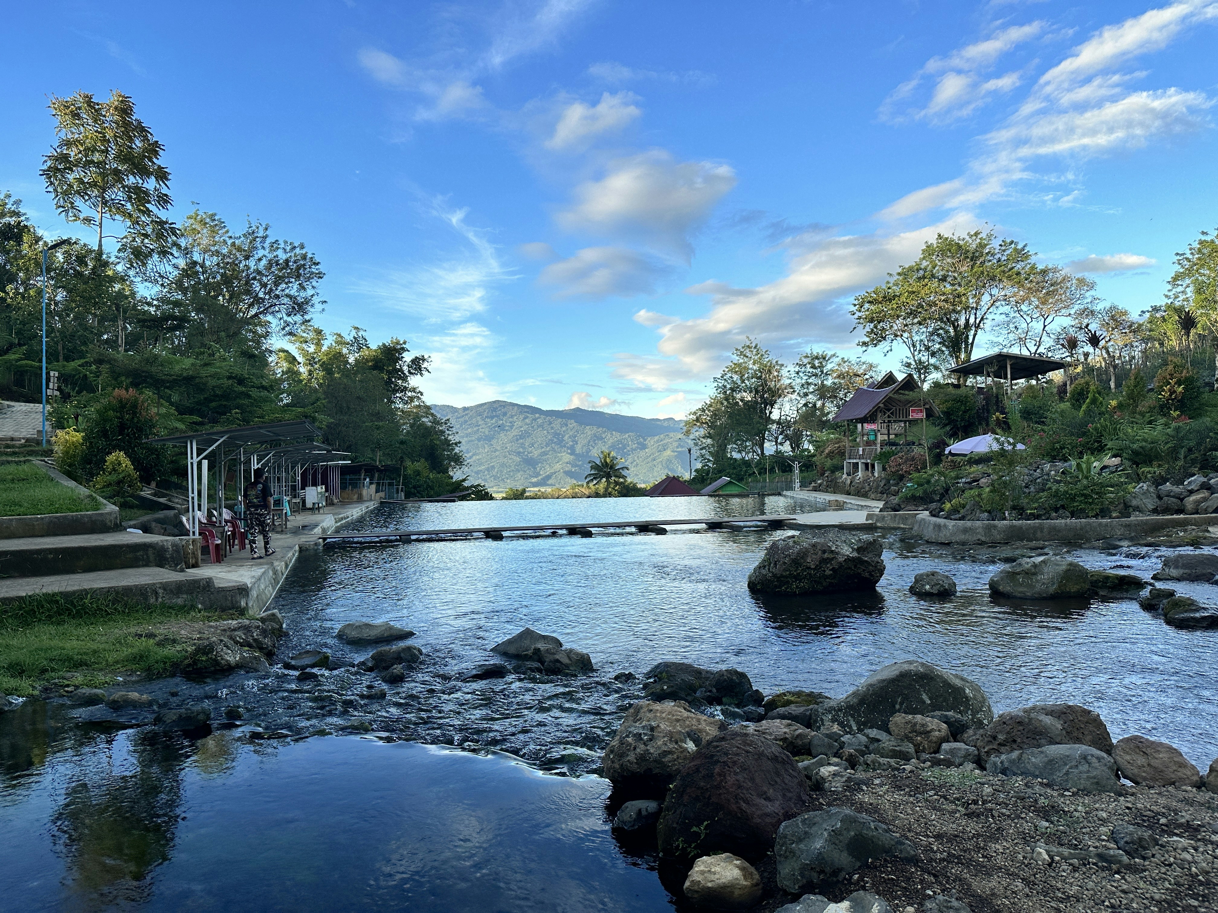 A river running through a lush green forest photo – Free Jarai Image on ...