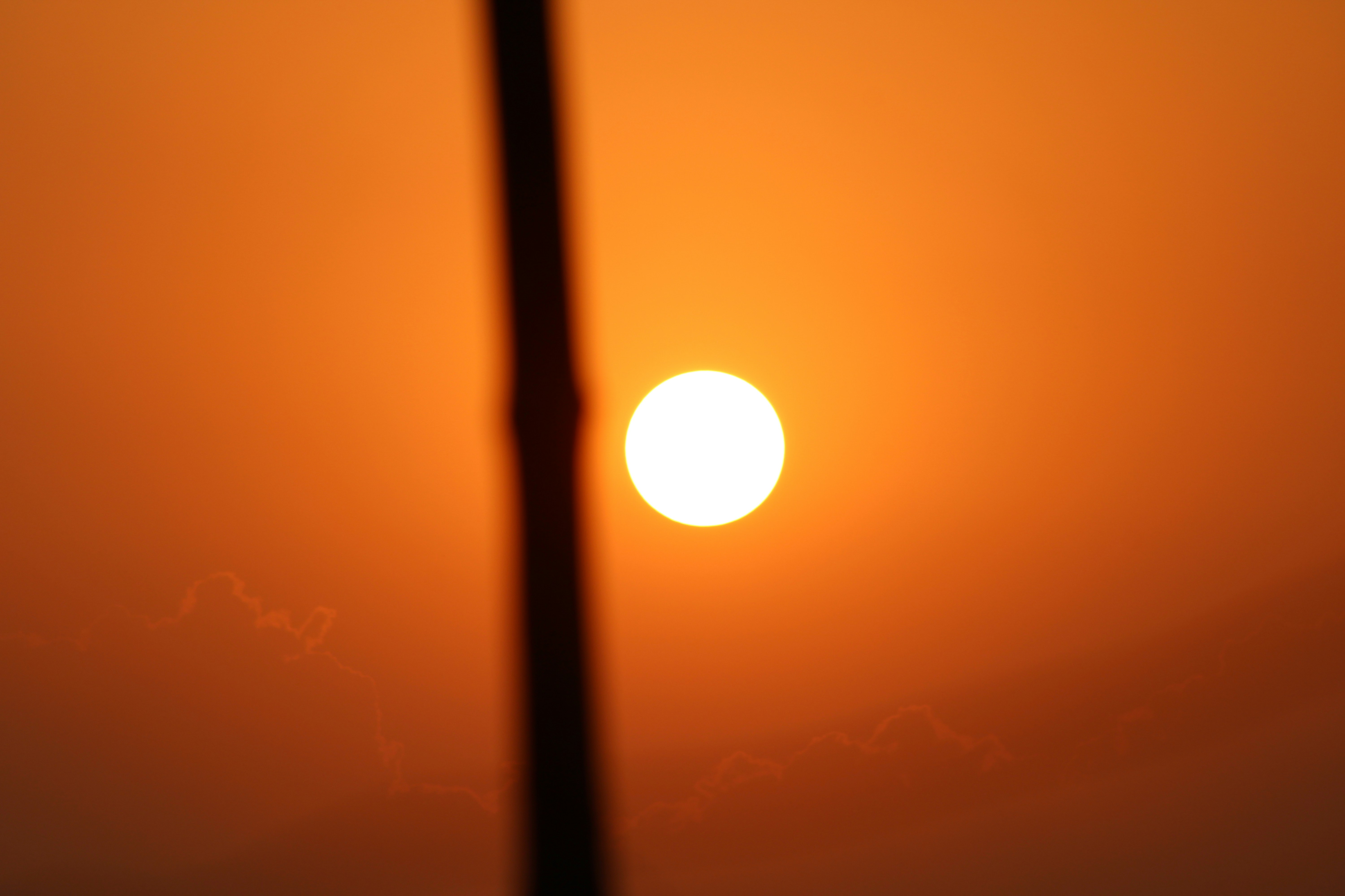 The sun is setting behind a tall pole photo – Free Sky Image on Unsplash