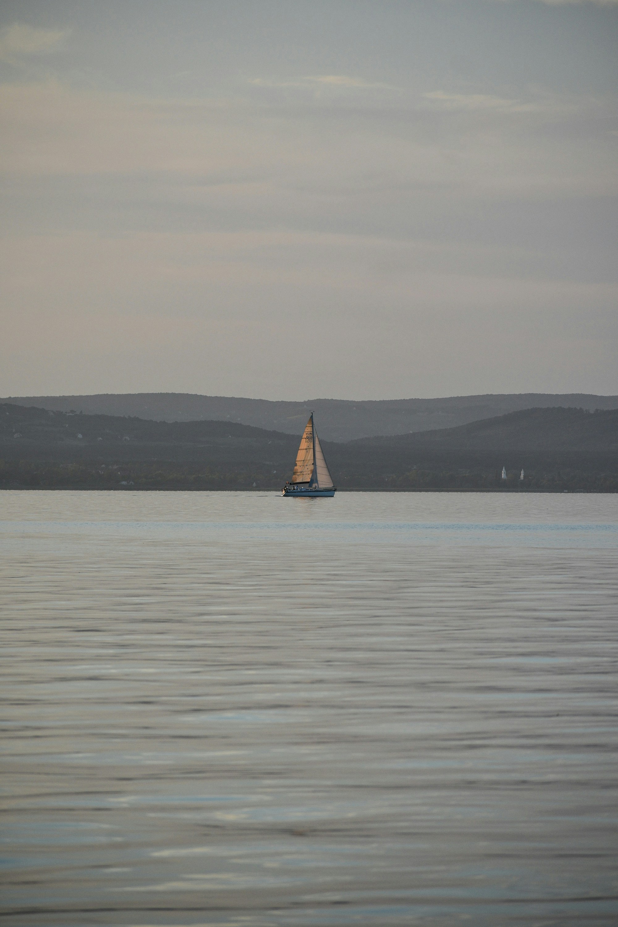 Ein Segelboot, das auf einem großen Gewässer segelt Foto – Kostenloses ...