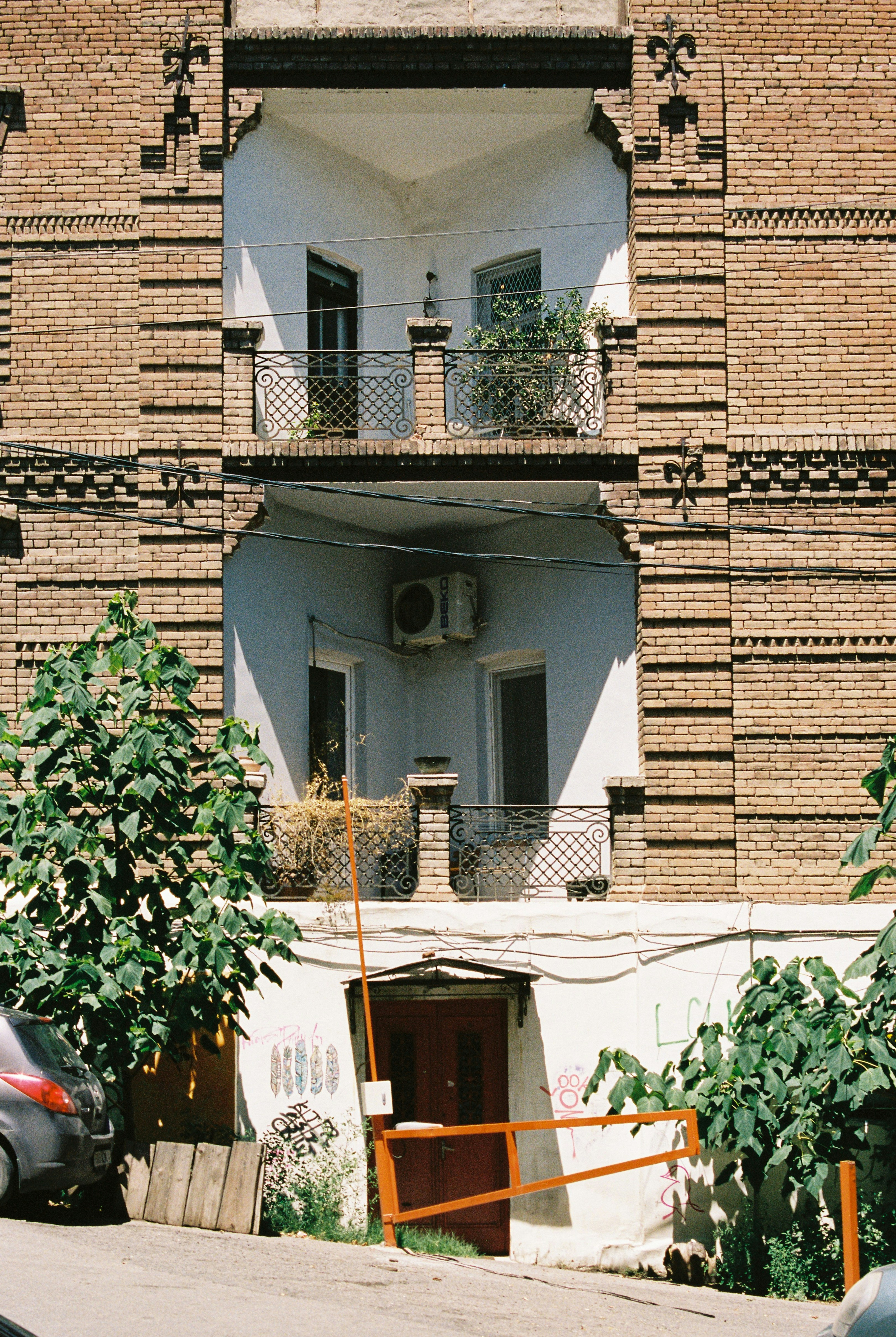 Un grand bâtiment en briques avec un balcon et des balcons photo ...