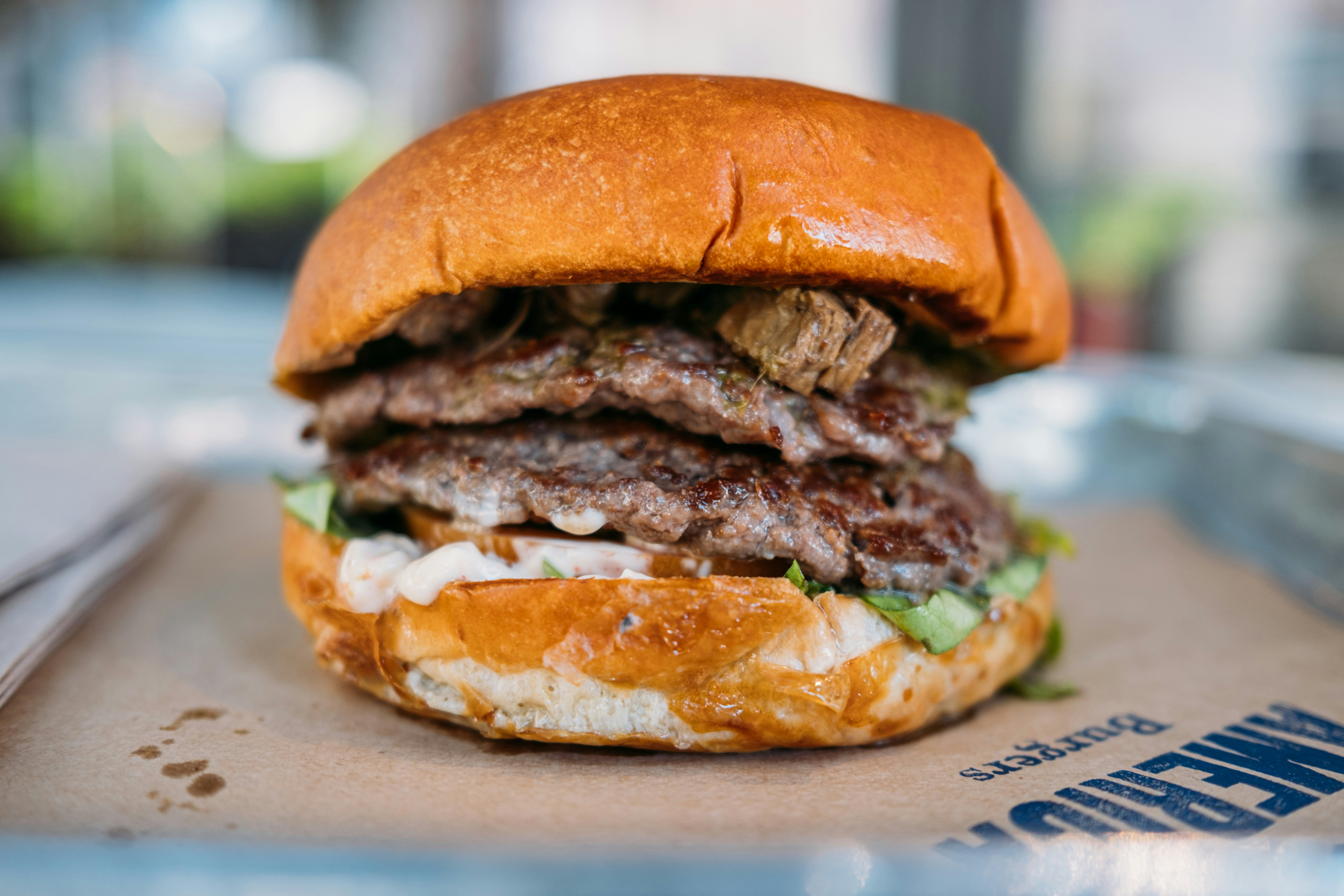 A close up of a hamburger on a tray photo – Free America burgers Image ...