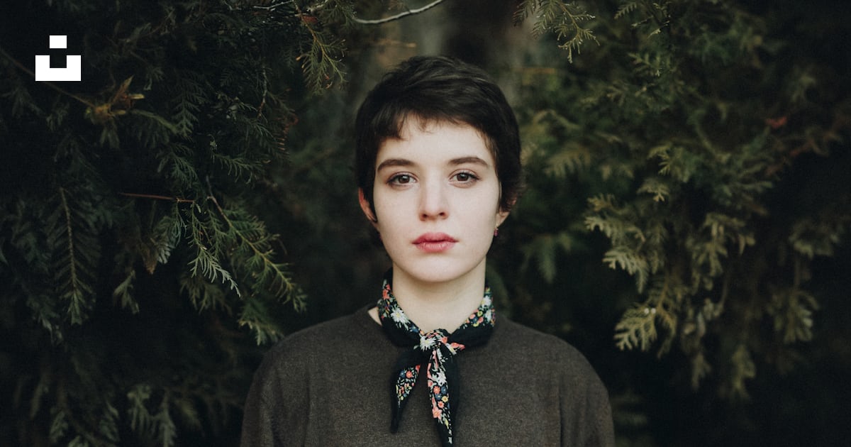 Una Mujer Parada Frente A Un árbol Foto Imagen De Chişinău Gratuita