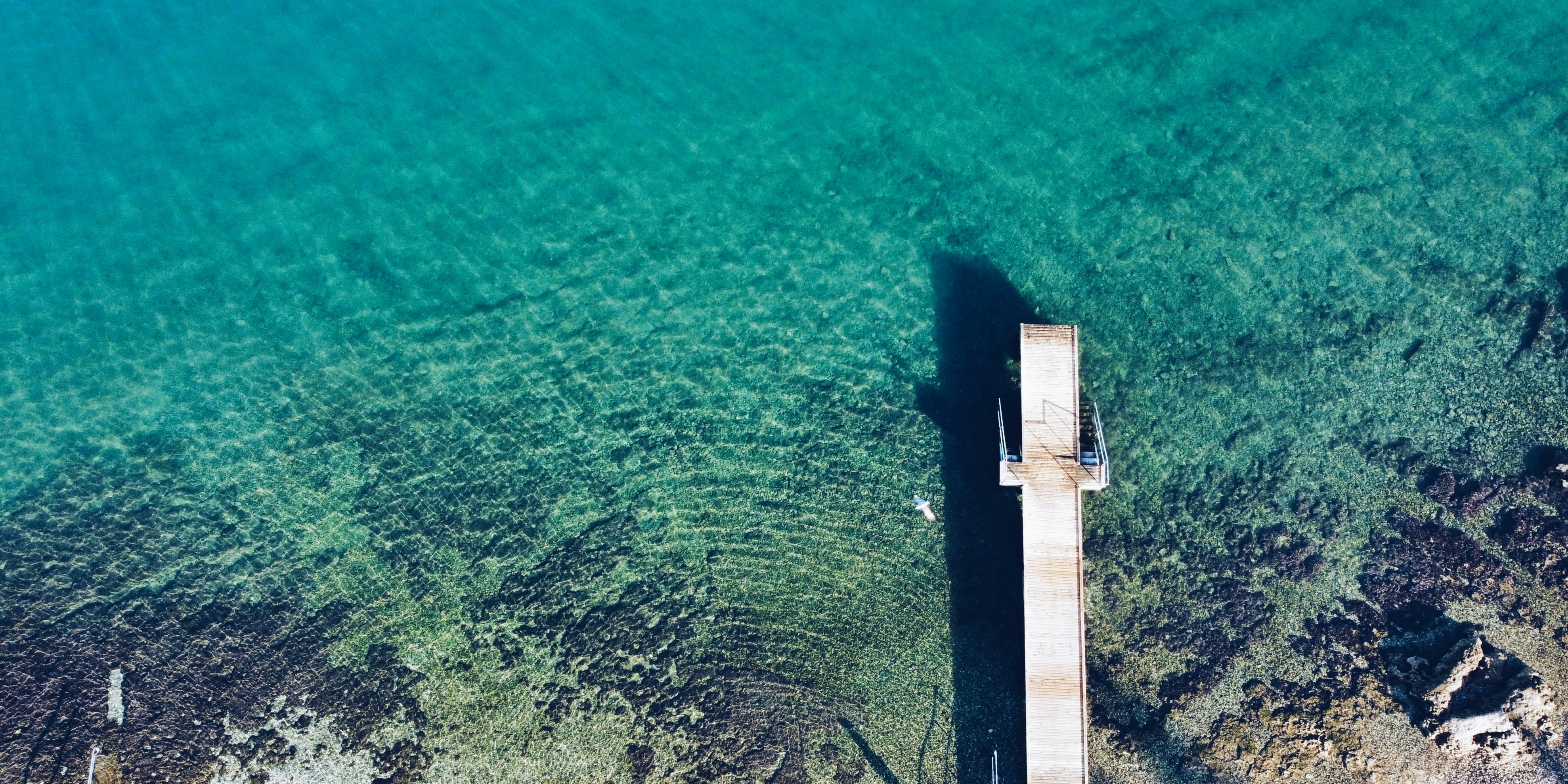 Une vue aérienne d’une jetée dans l’eau photo – Photo Izola Gratuite ...
