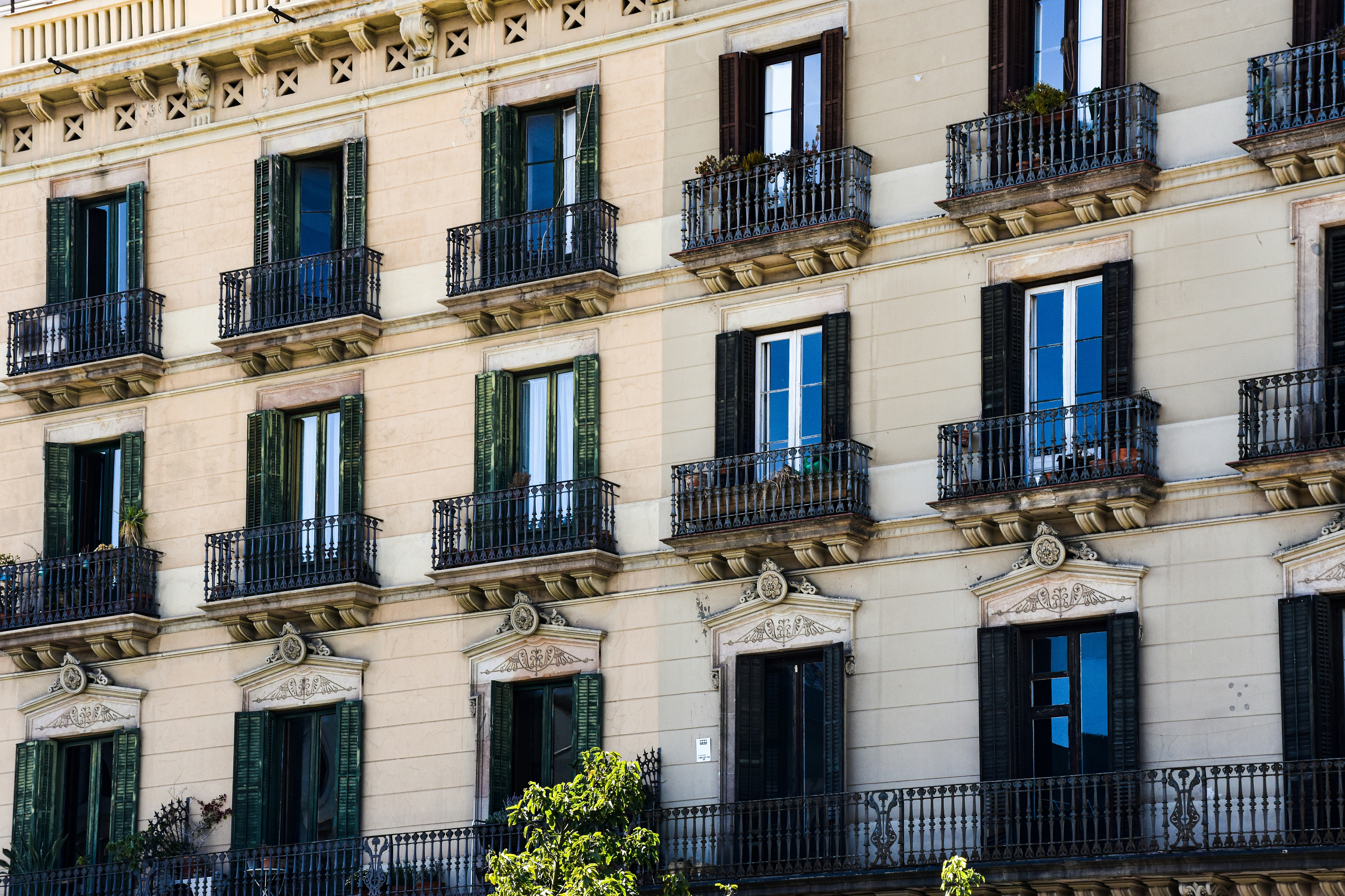 A large building with many balconies and balconies photo – Free ...