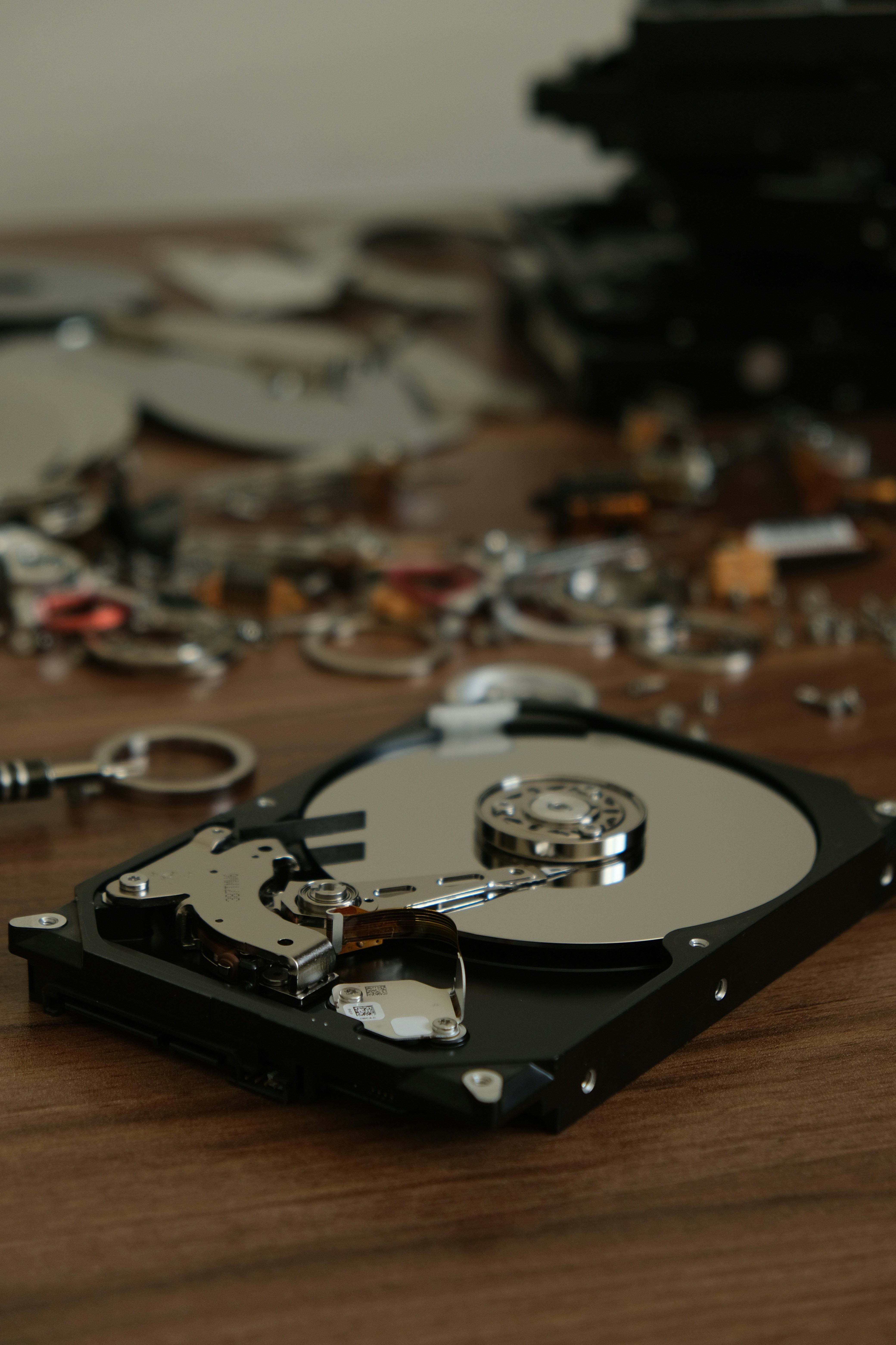 A hard drive sitting on top of a wooden table photo – Free Hardware ...