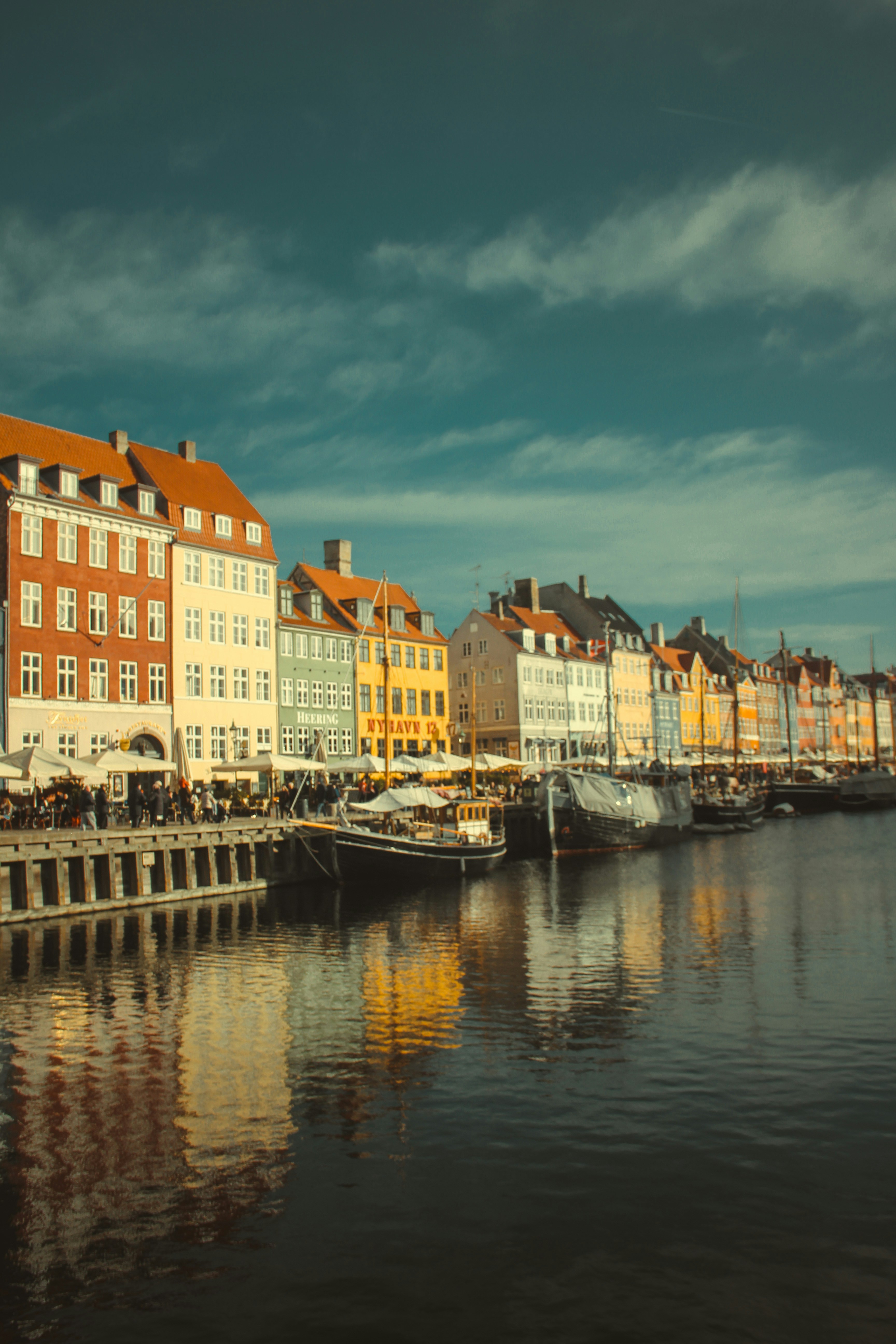 Una hilera de edificios junto a un cuerpo de agua foto – Imagen de ...