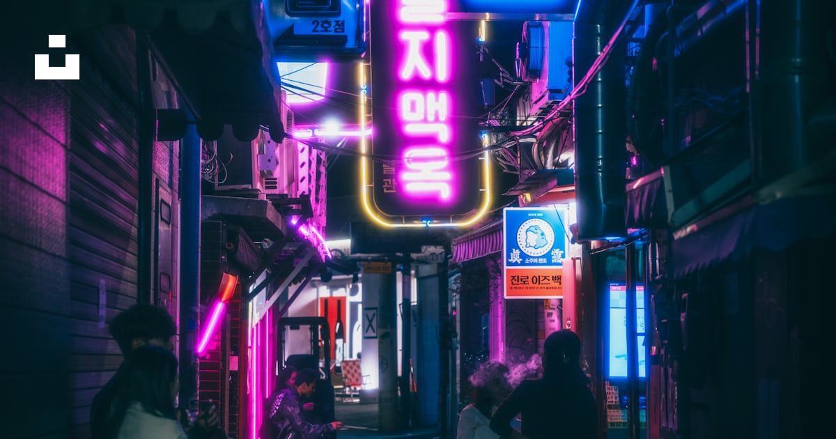 밤에 건물 밖에 서 있는 한 무리의 사람들 사진 Unsplash의 무료 대한민국 이미지