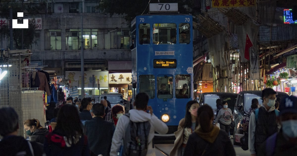 번화한 거리를 달리는 파란색 2층 버스 사진 Unsplash의 무료 홍콩 이미지