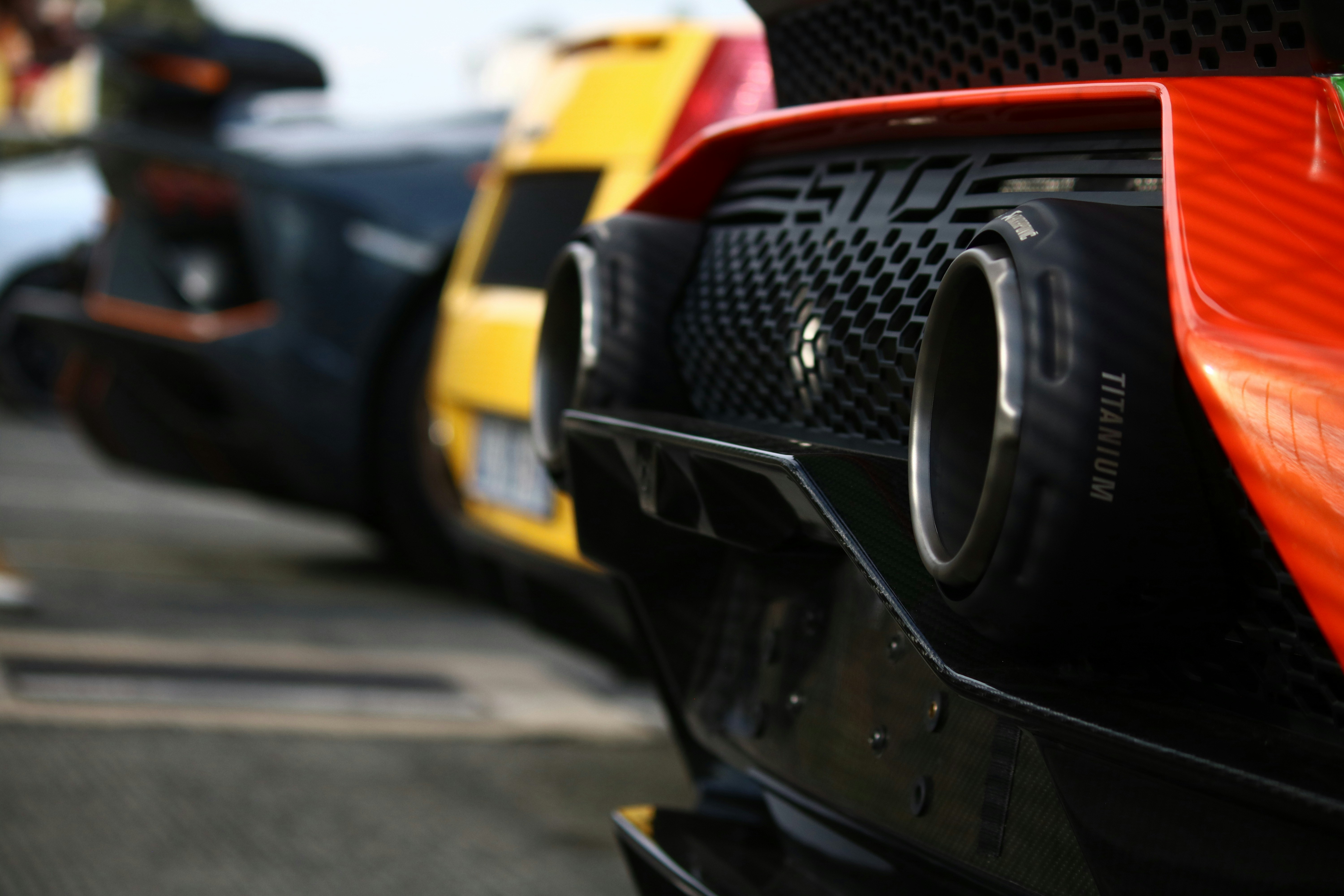 Foto Un primer plano de la parte trasera de un automóvil deportivo ...