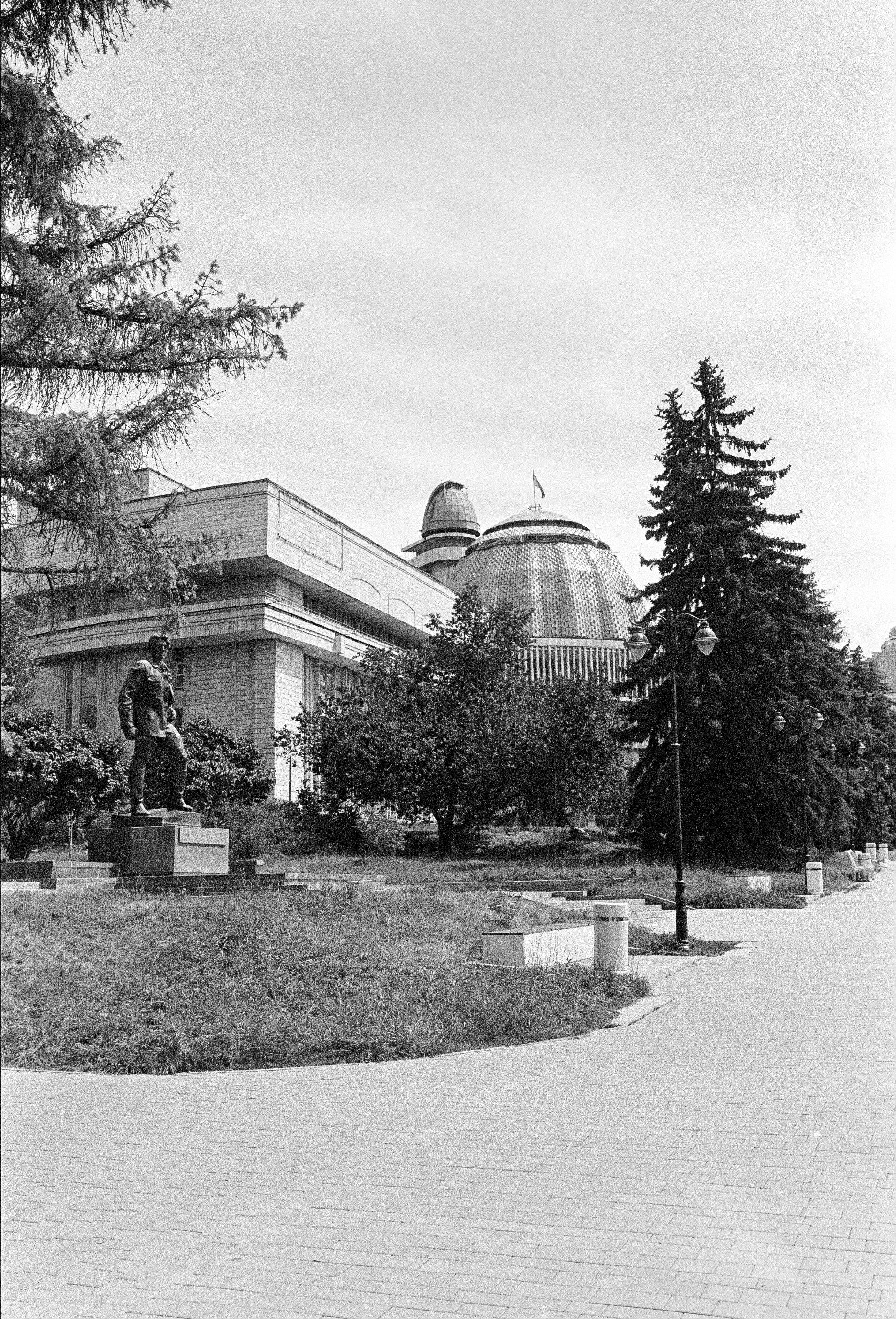 a black and white photo of a large building