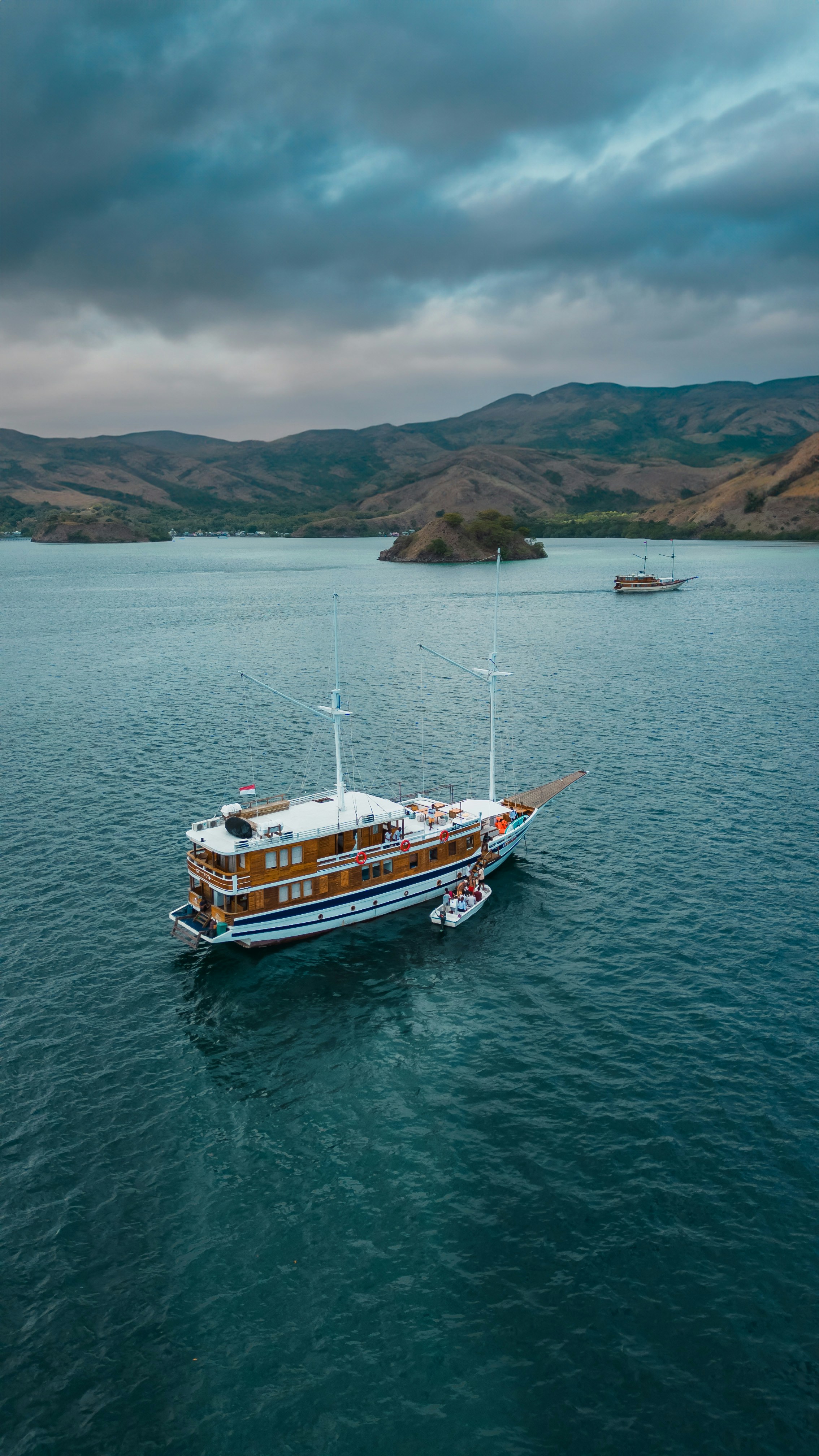 A large boat floating on top of a large body of water photo – Free Land ...