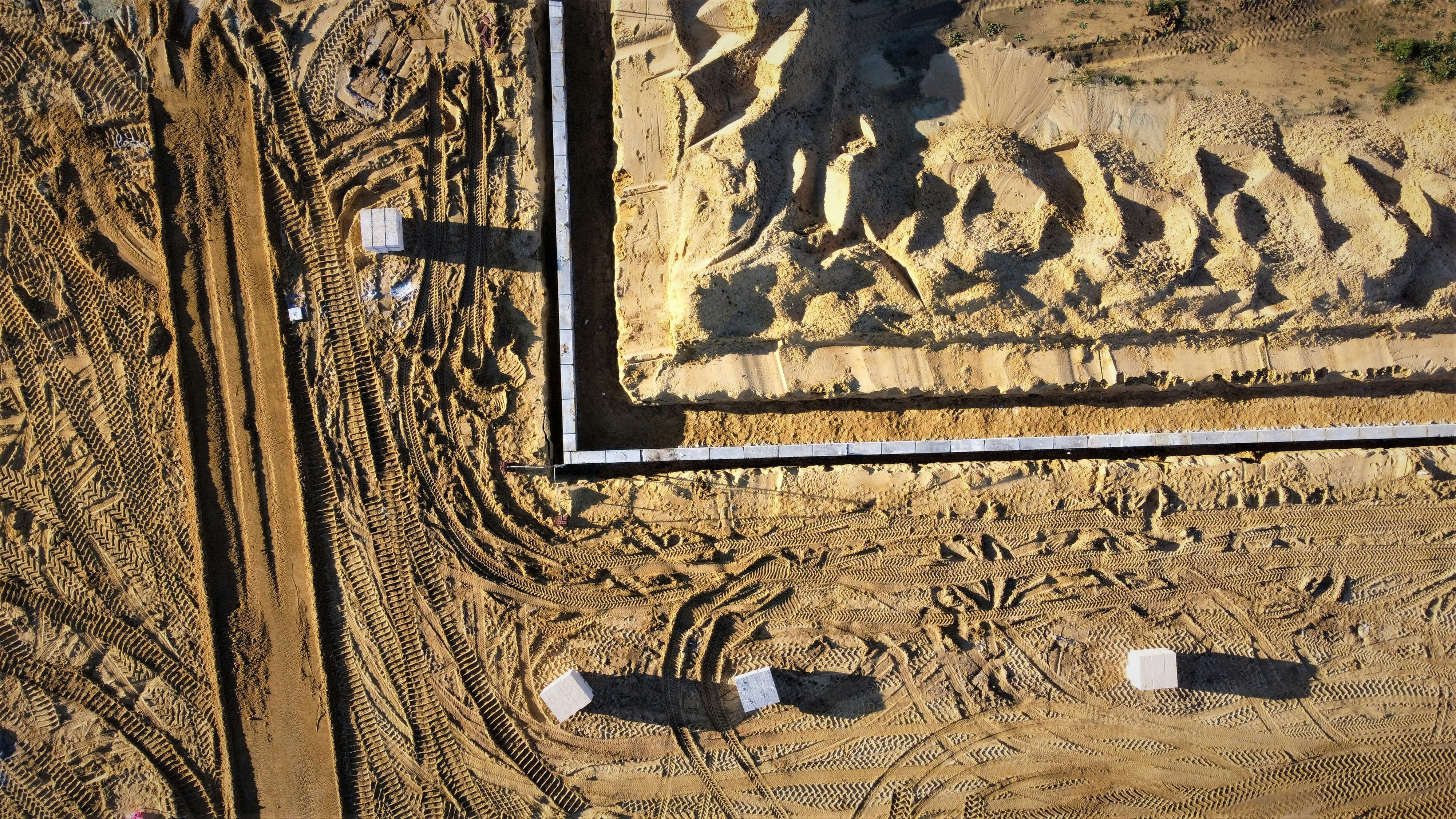 Una vista aérea de un sitio de construcción en el desierto foto ...