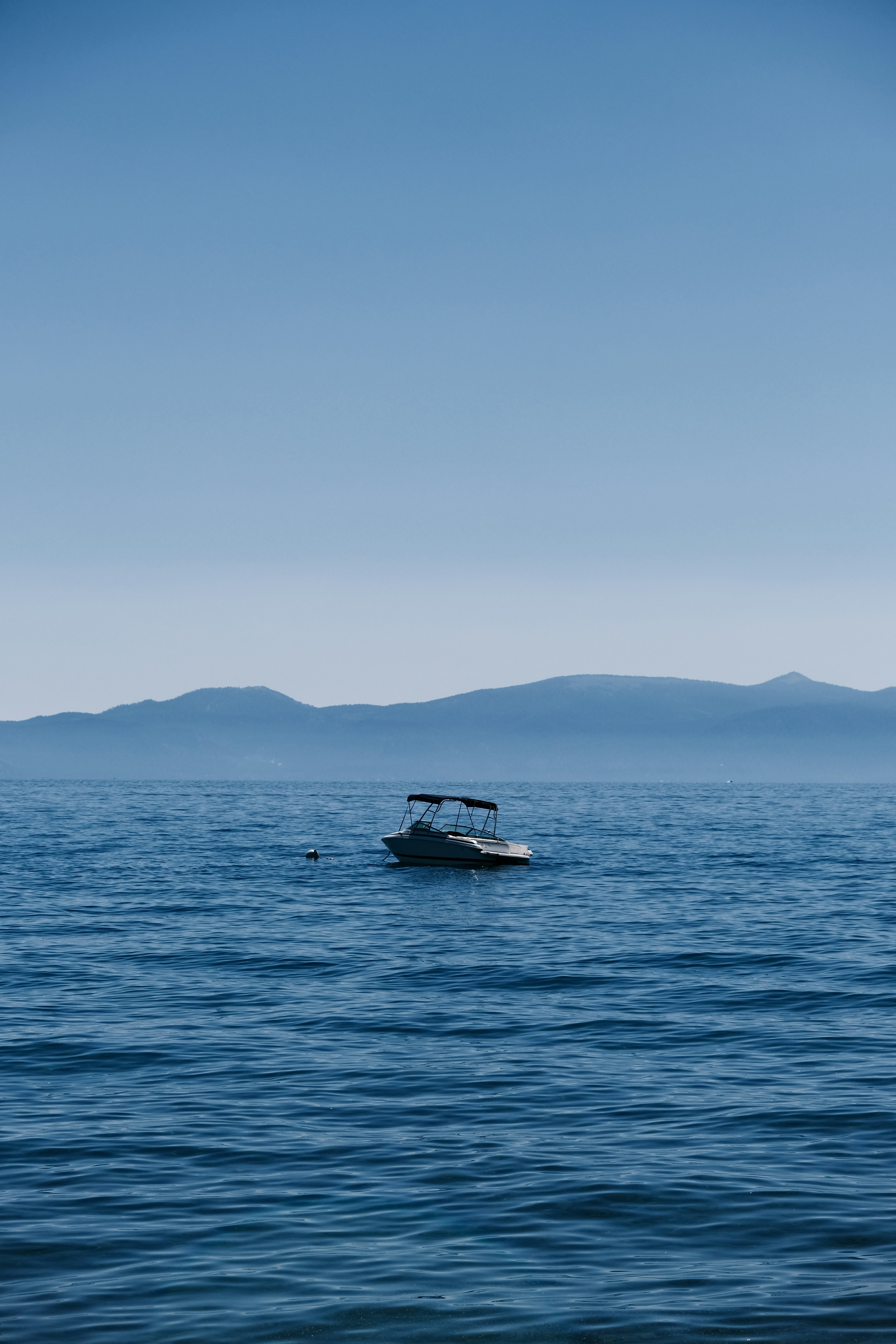 Un barco flotando sobre una gran masa de agua foto – Imagen de Estados ...
