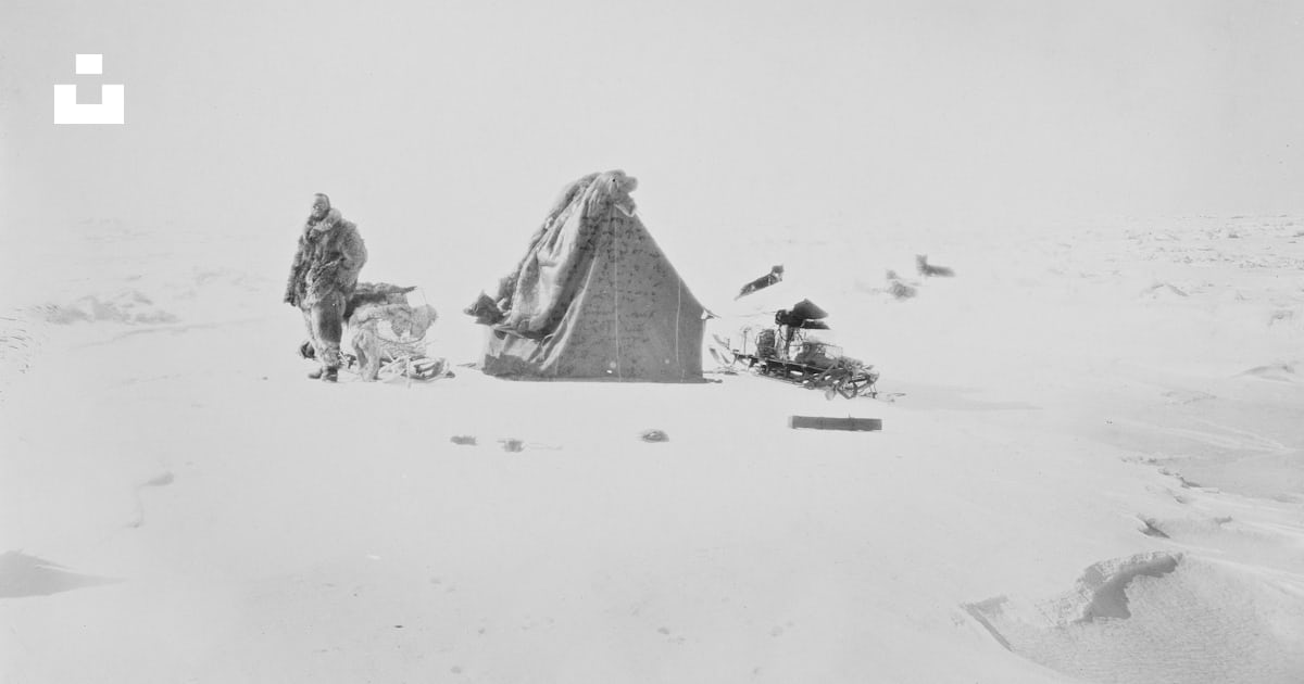 Une Photo En Noir Et Blanc Dune Tente Dans La Neige Photo Photo