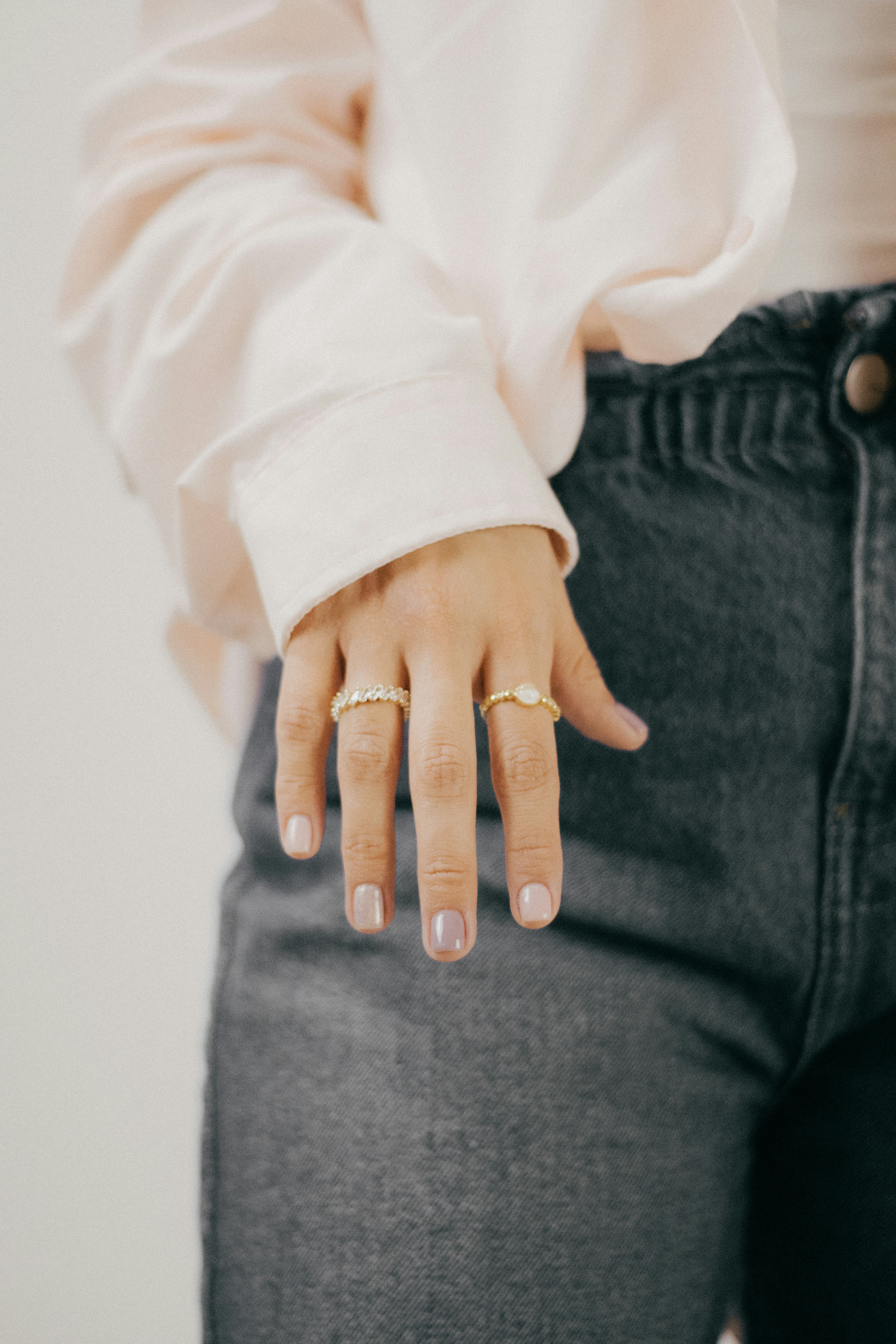 A woman's hand with a ring on it photo – Free Finger Image on Unsplash