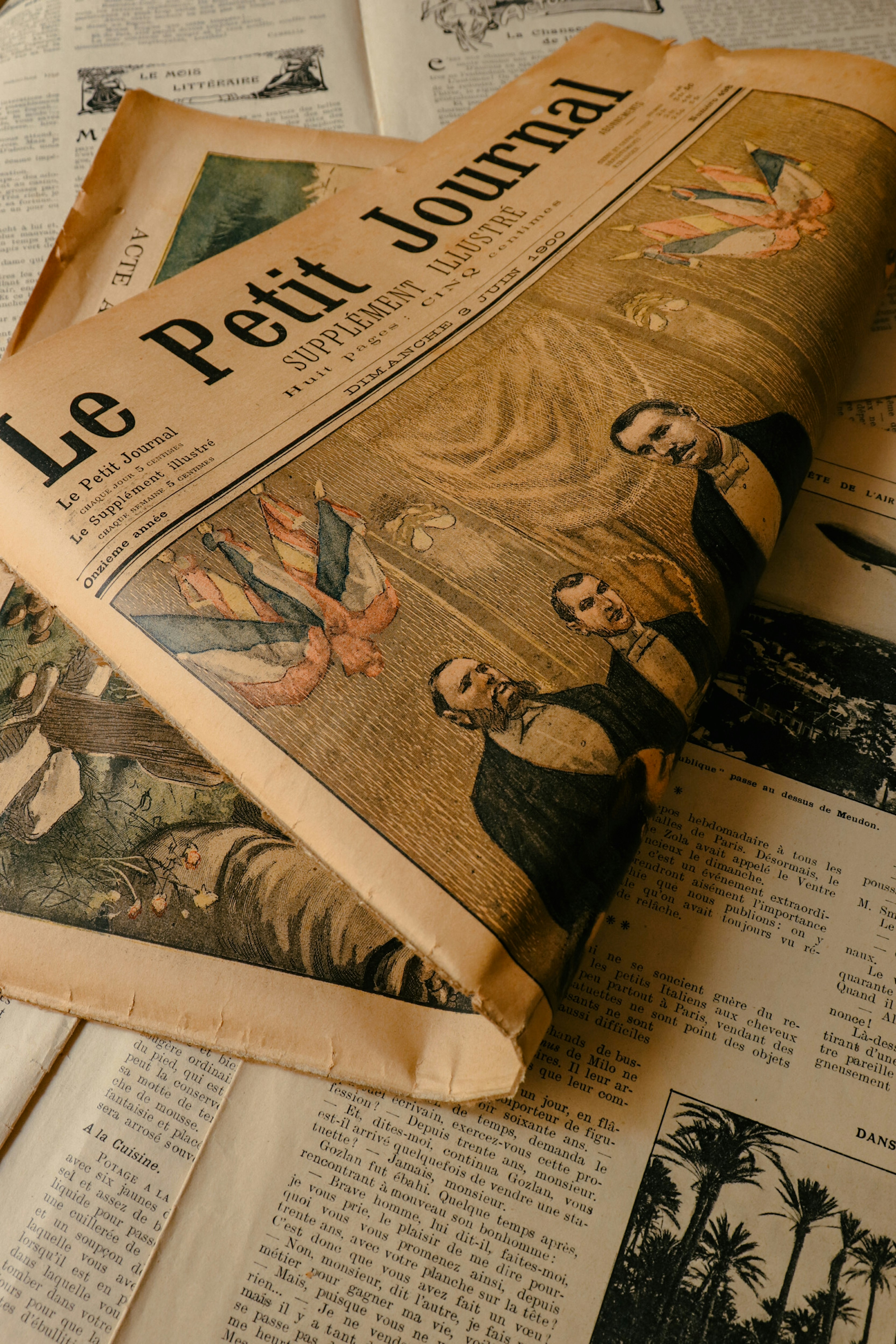 Un tas de journaux superposés les uns sur les autres photo – Photo Mur ...