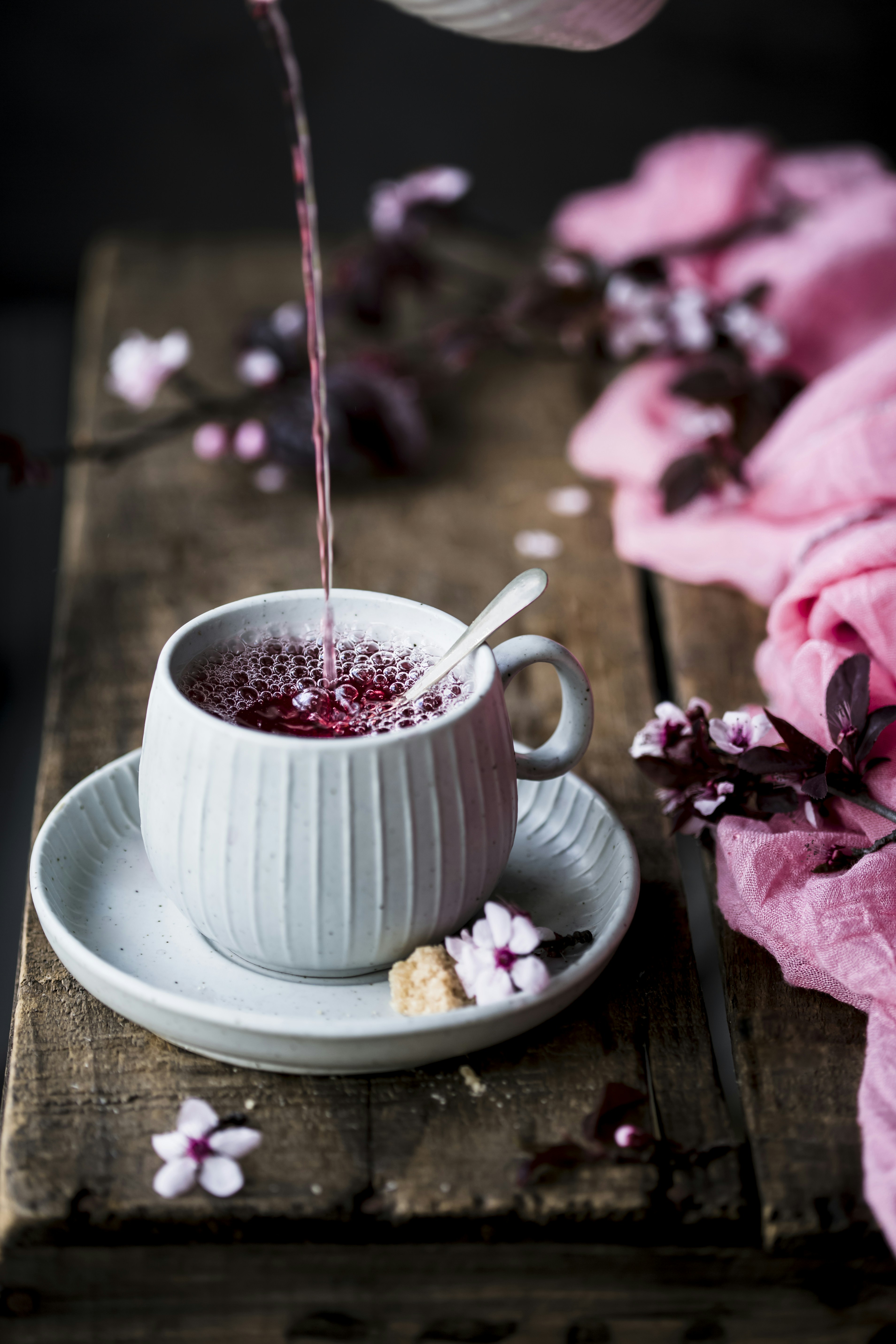 A cup of tea being poured into it photo – Free Food Image on Unsplash