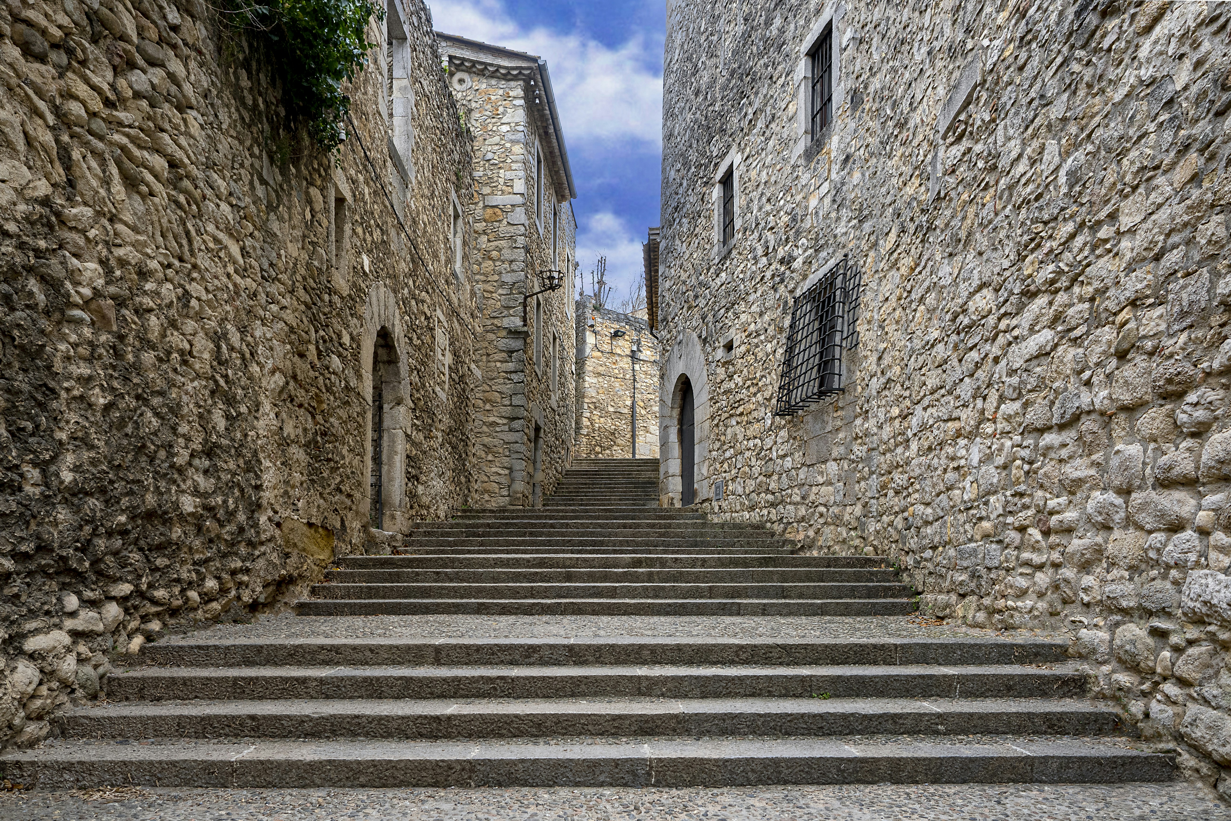 Un escalier en pierre menant à un bâtiment photo – Image gratuite de ...
