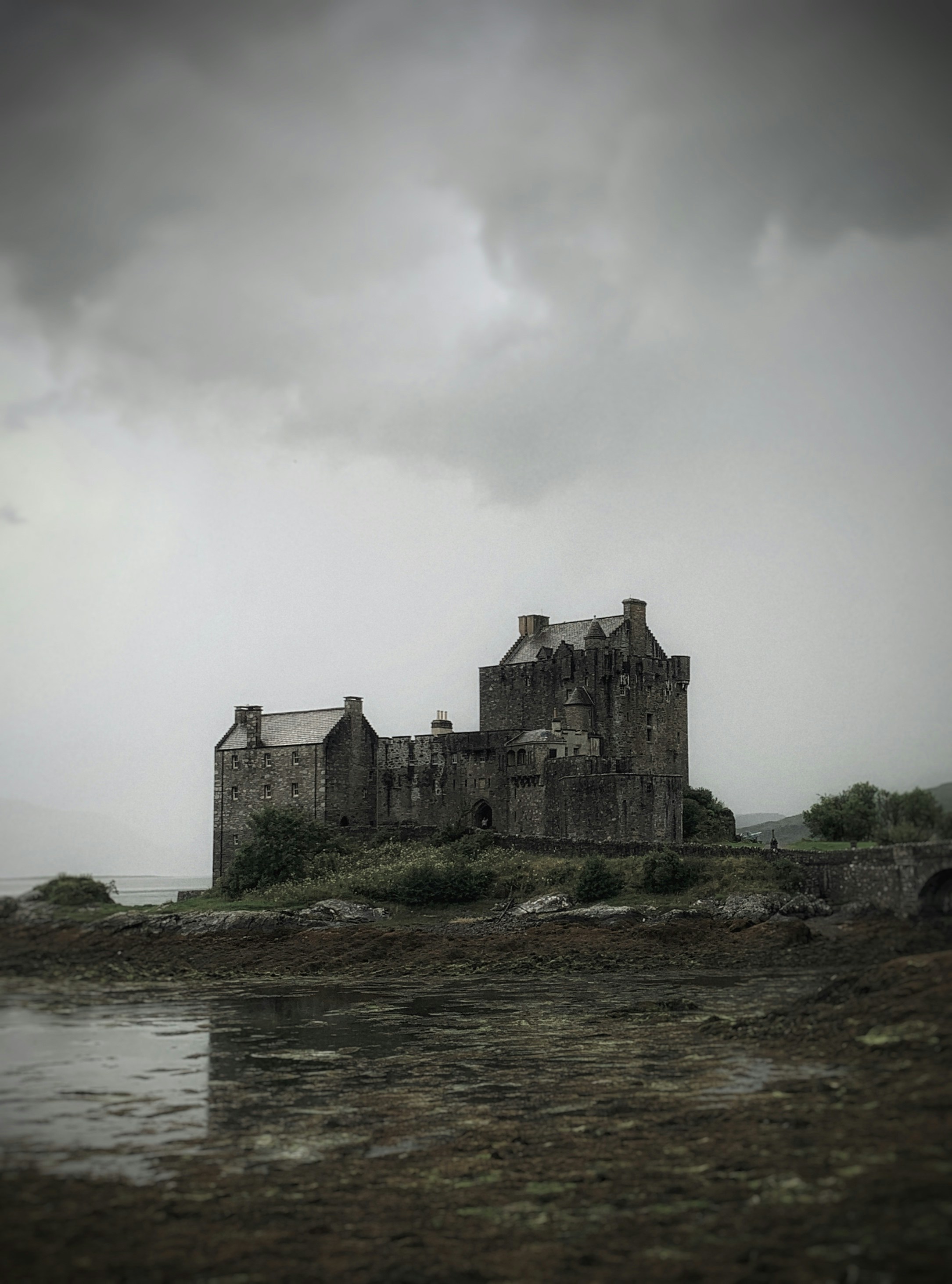 An old castle sitting on top of a small island photo – Free United ...