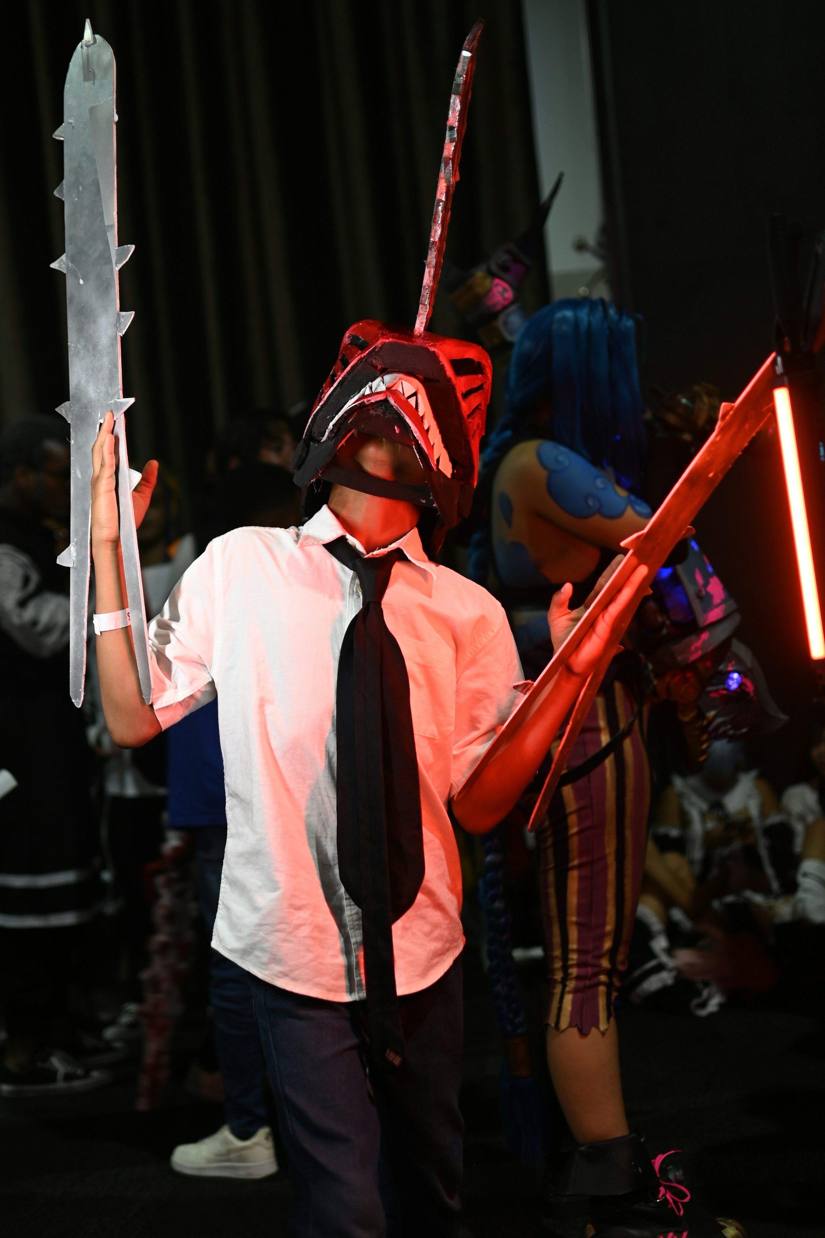 A man in a tie holding a large knife photo – Free Woman Image on Unsplash