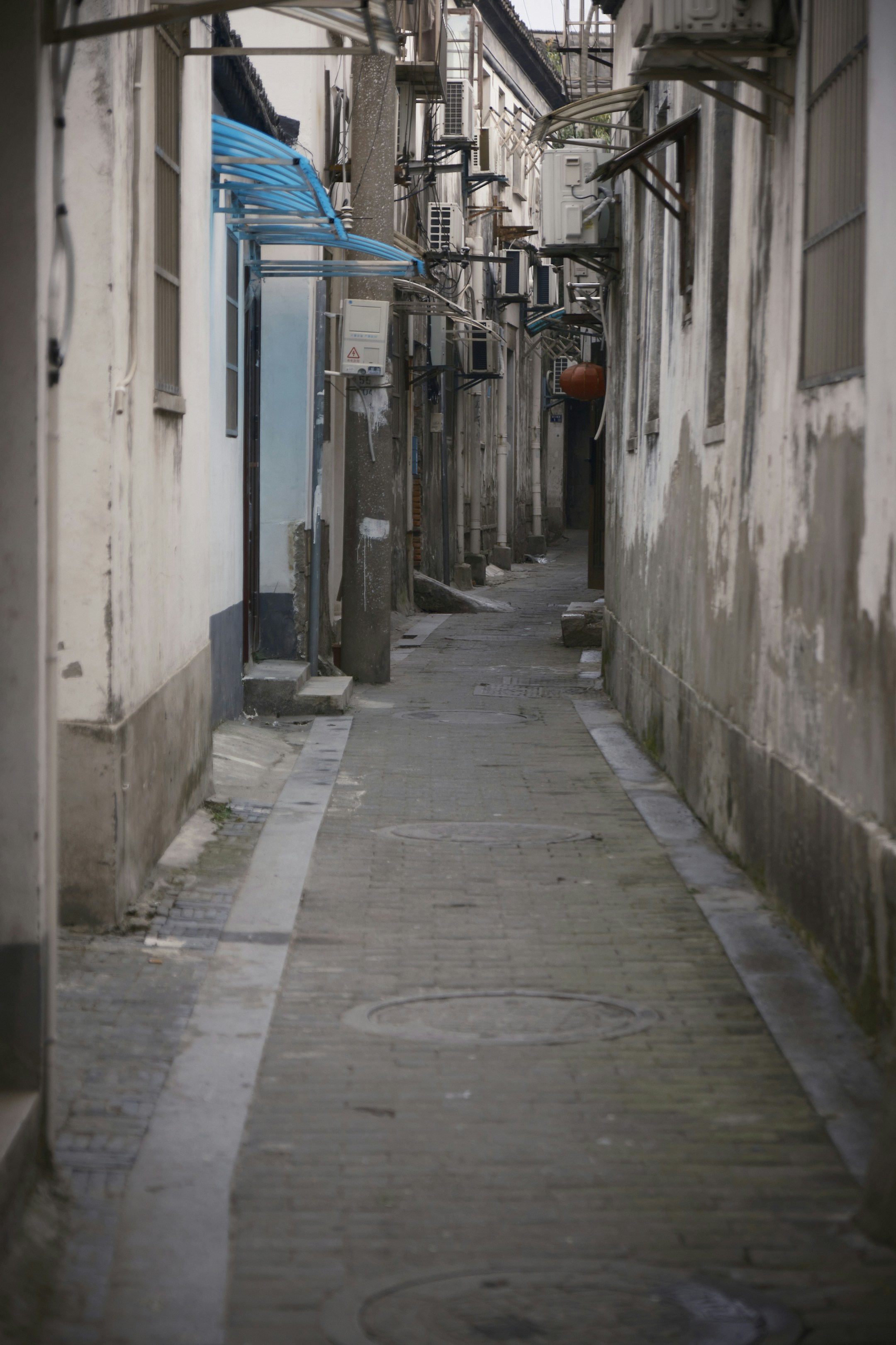 A narrow alley way with buildings on both sides photo – Free Suzhou ...