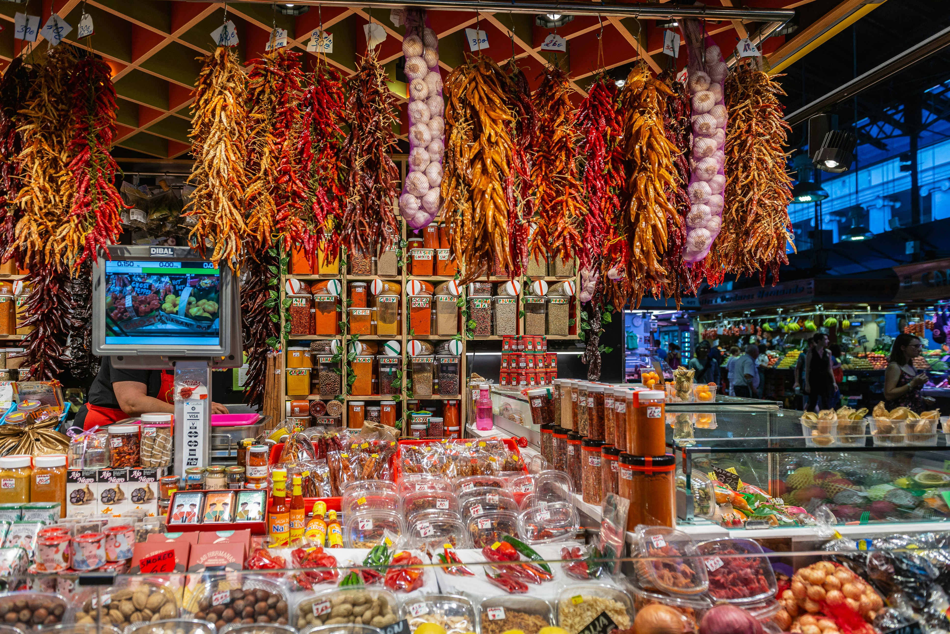 Una tienda llena de muchos tipos diferentes de alimentos foto – Imagen ...