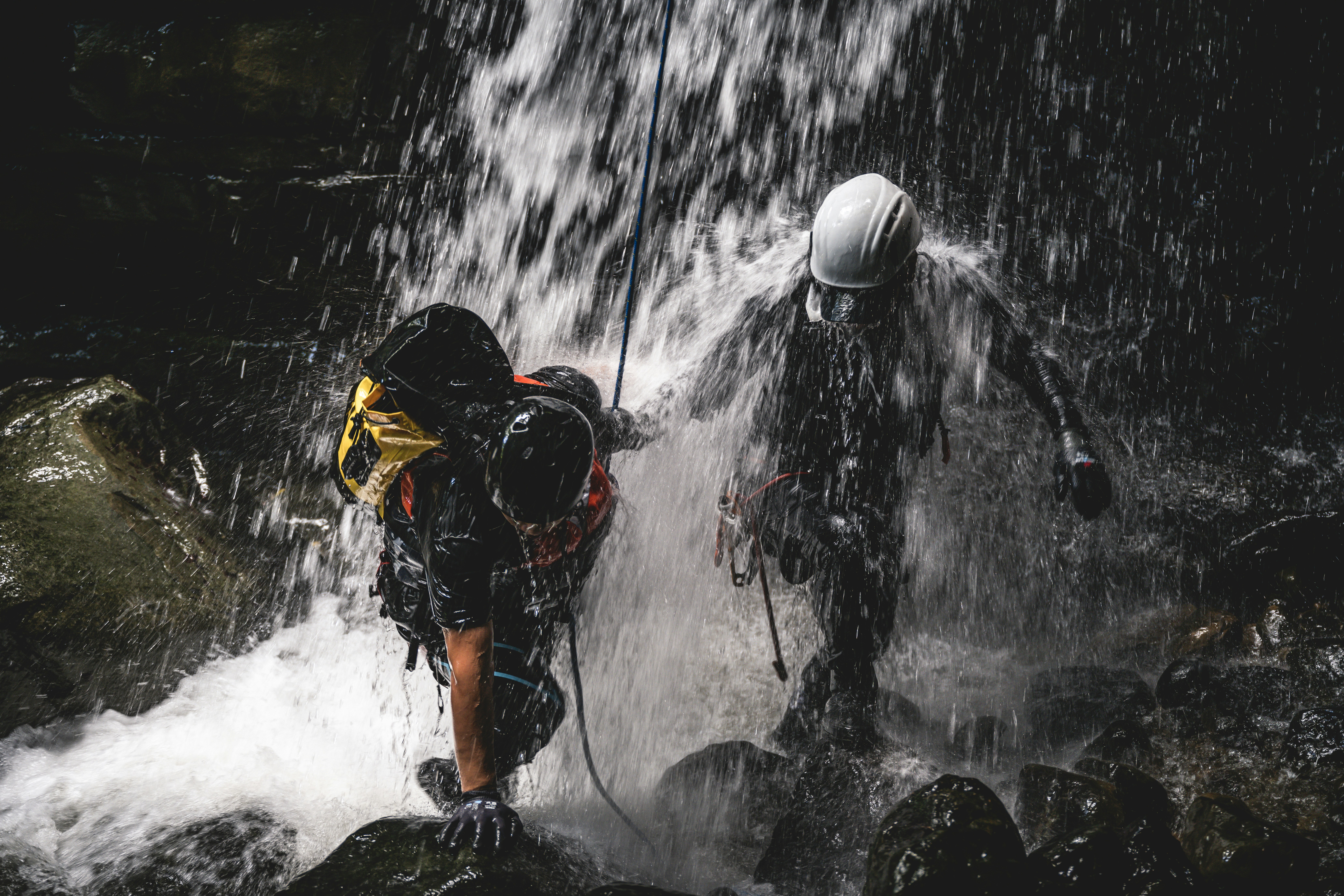 Un couple de personnes debout à côté d’une cascade photo – Photo ...
