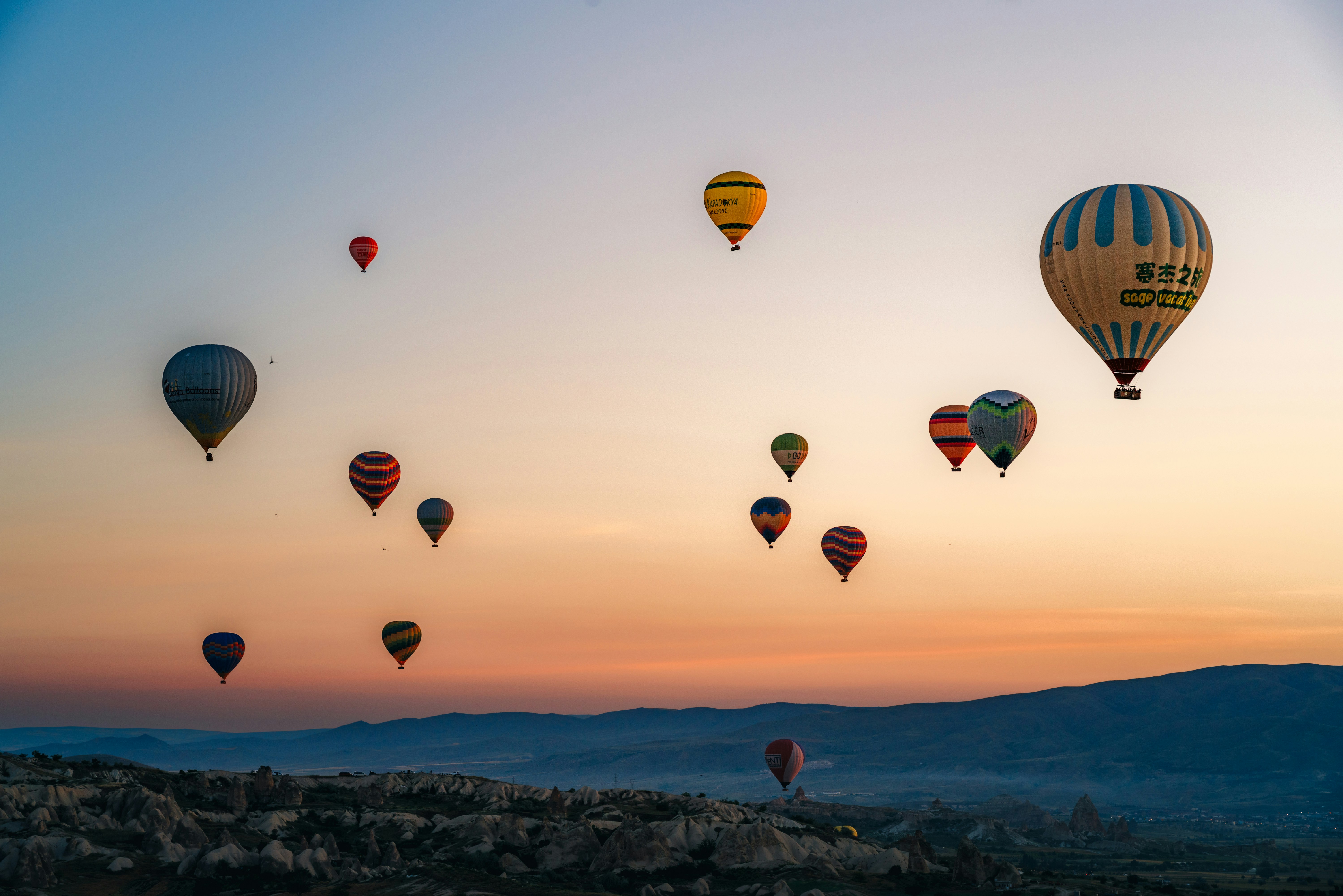 Un grupo de globos aerostáticos volando en el cielo foto – Imagen de ...