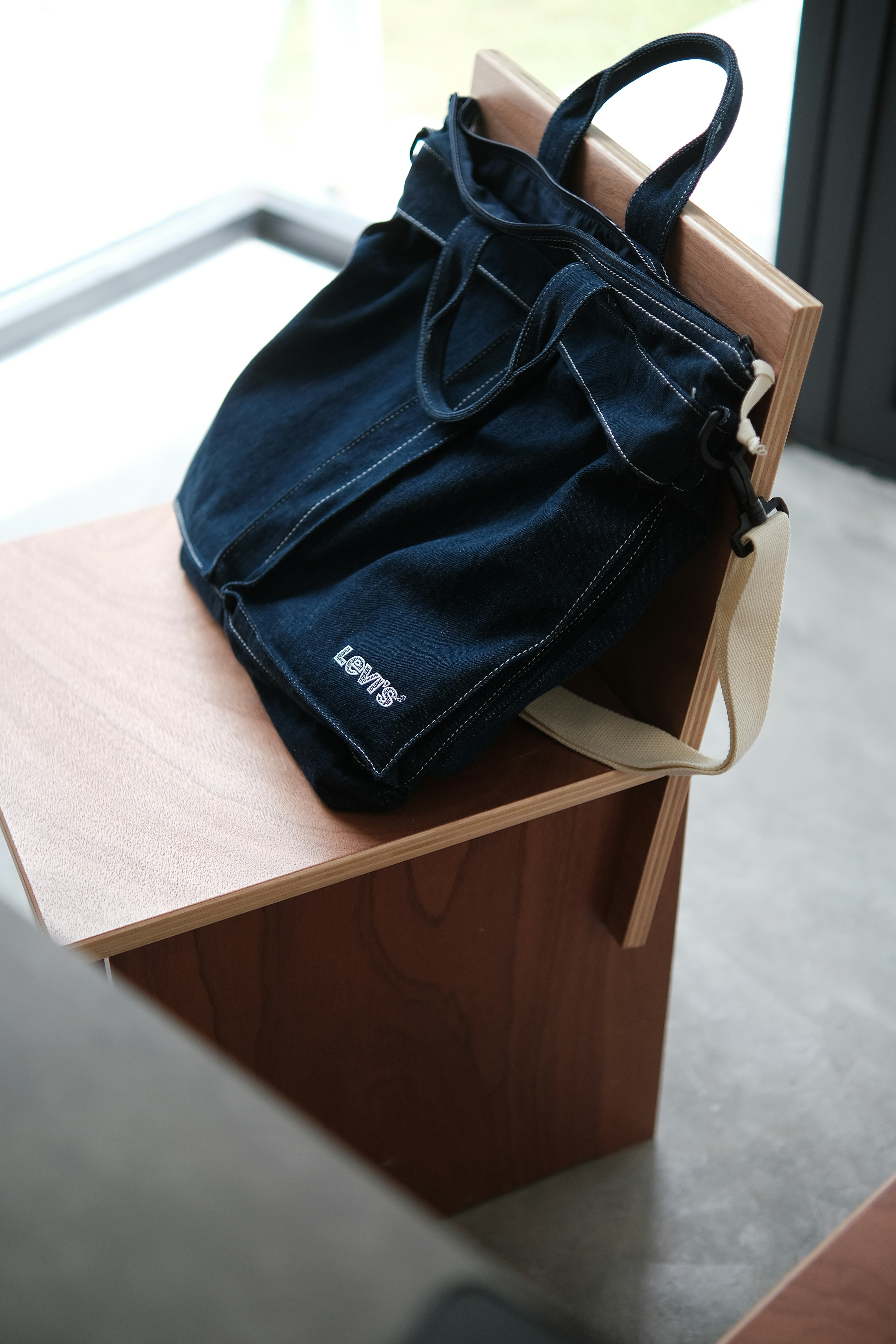 Un sac à main posé sur une table en bois photo – Image gratuite de Café ...