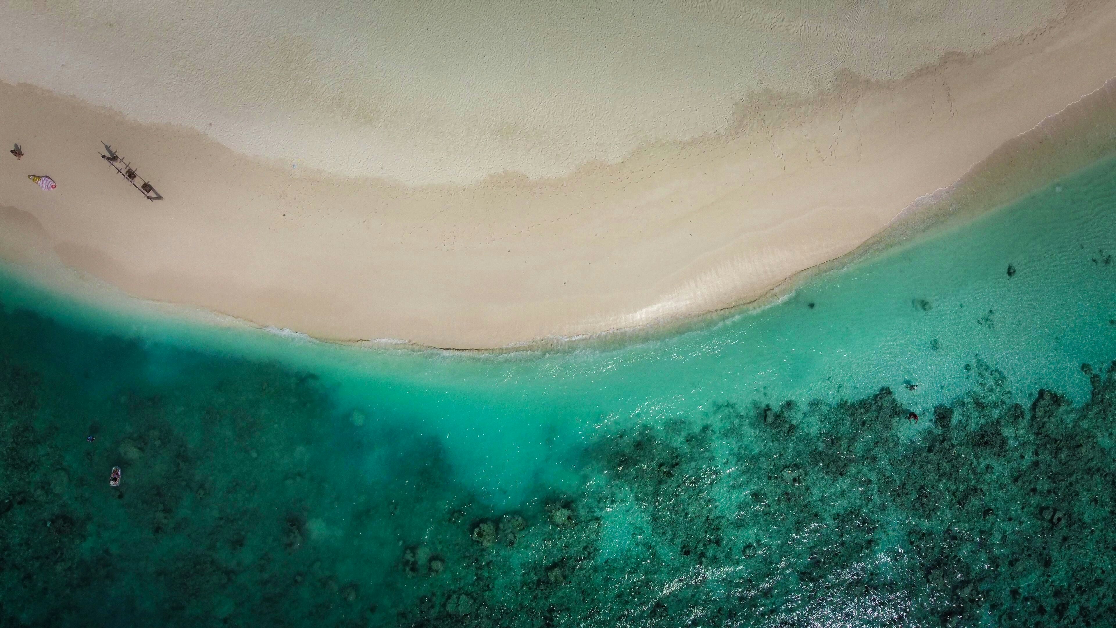 An aerial view of a beach and water photo – Free Sea Image on Unsplash
