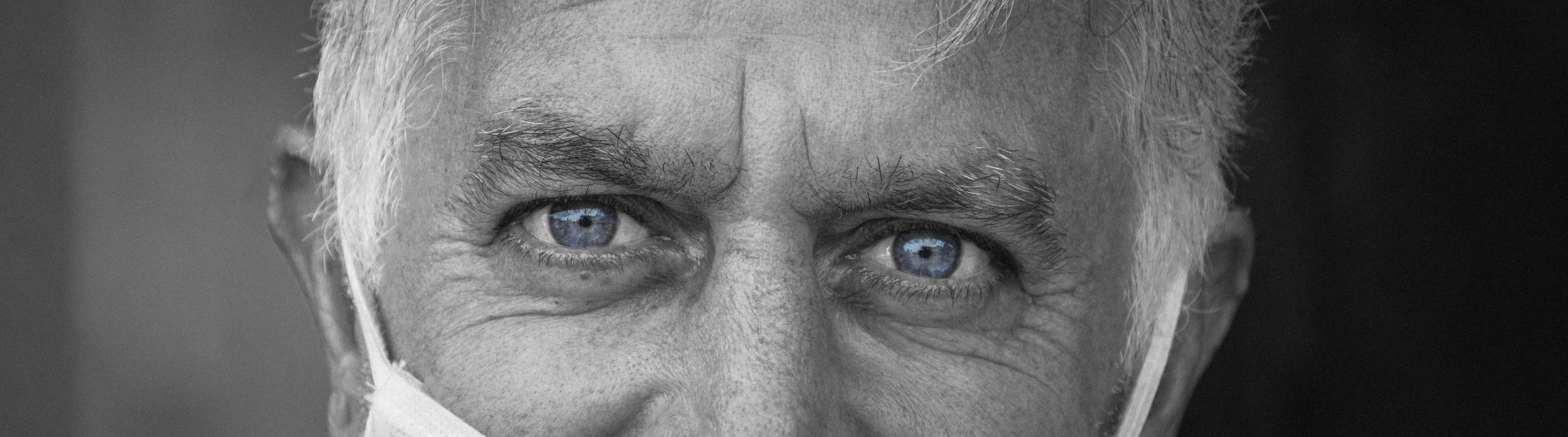 Une photo en noir et blanc d’un homme aux yeux bleus photo – Photo L ...