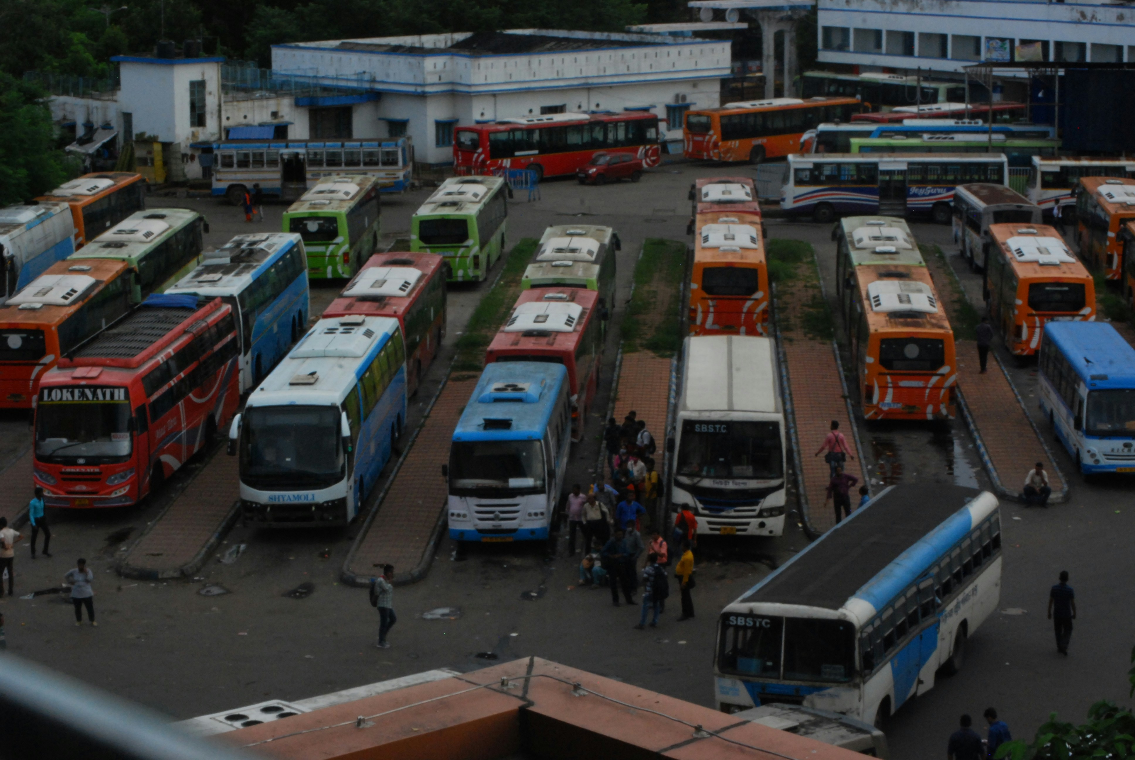 A parking lot filled with lots of buses photo – Free Image on Unsplash