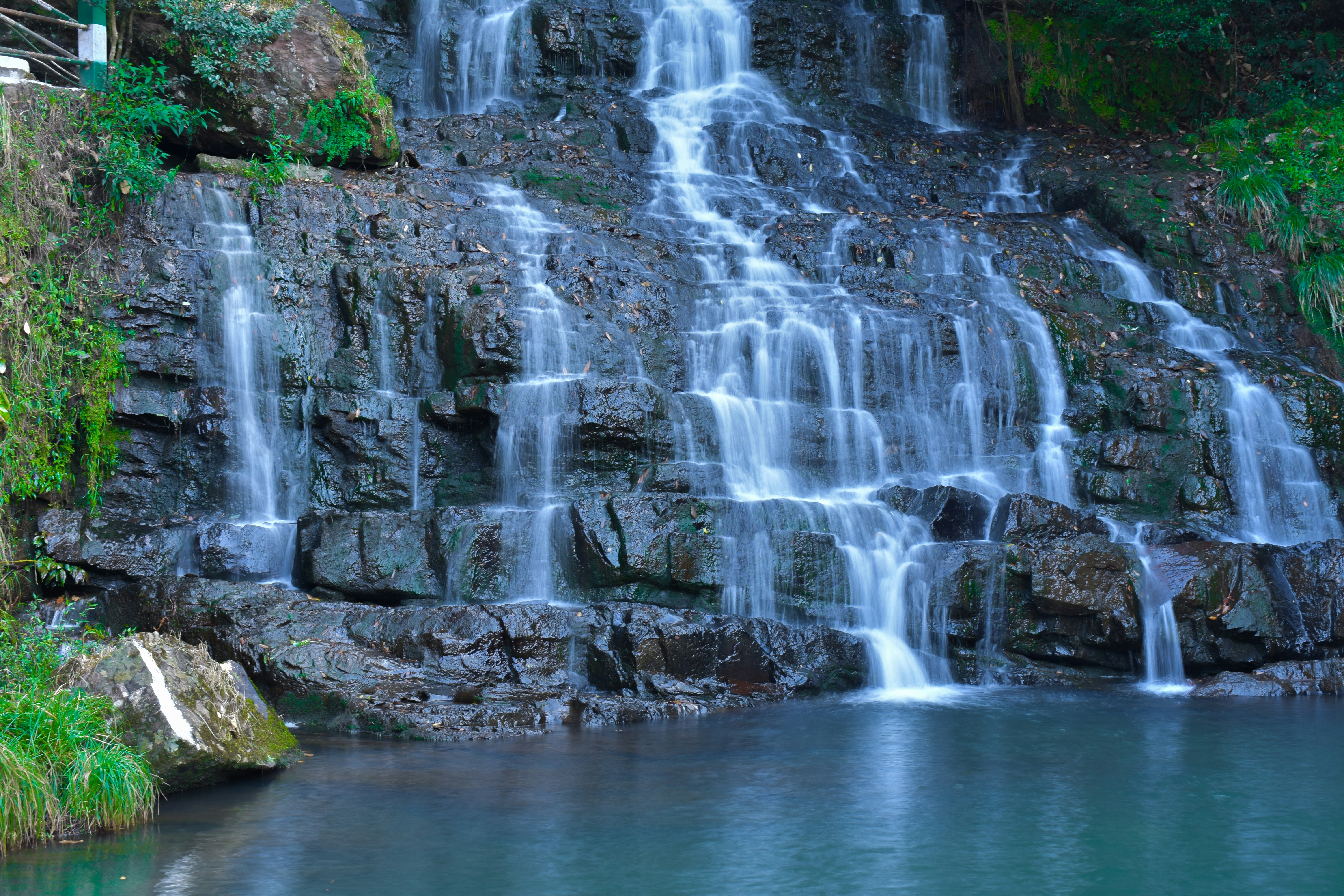 A large waterfall with lots of water coming out of it photo – Free ...