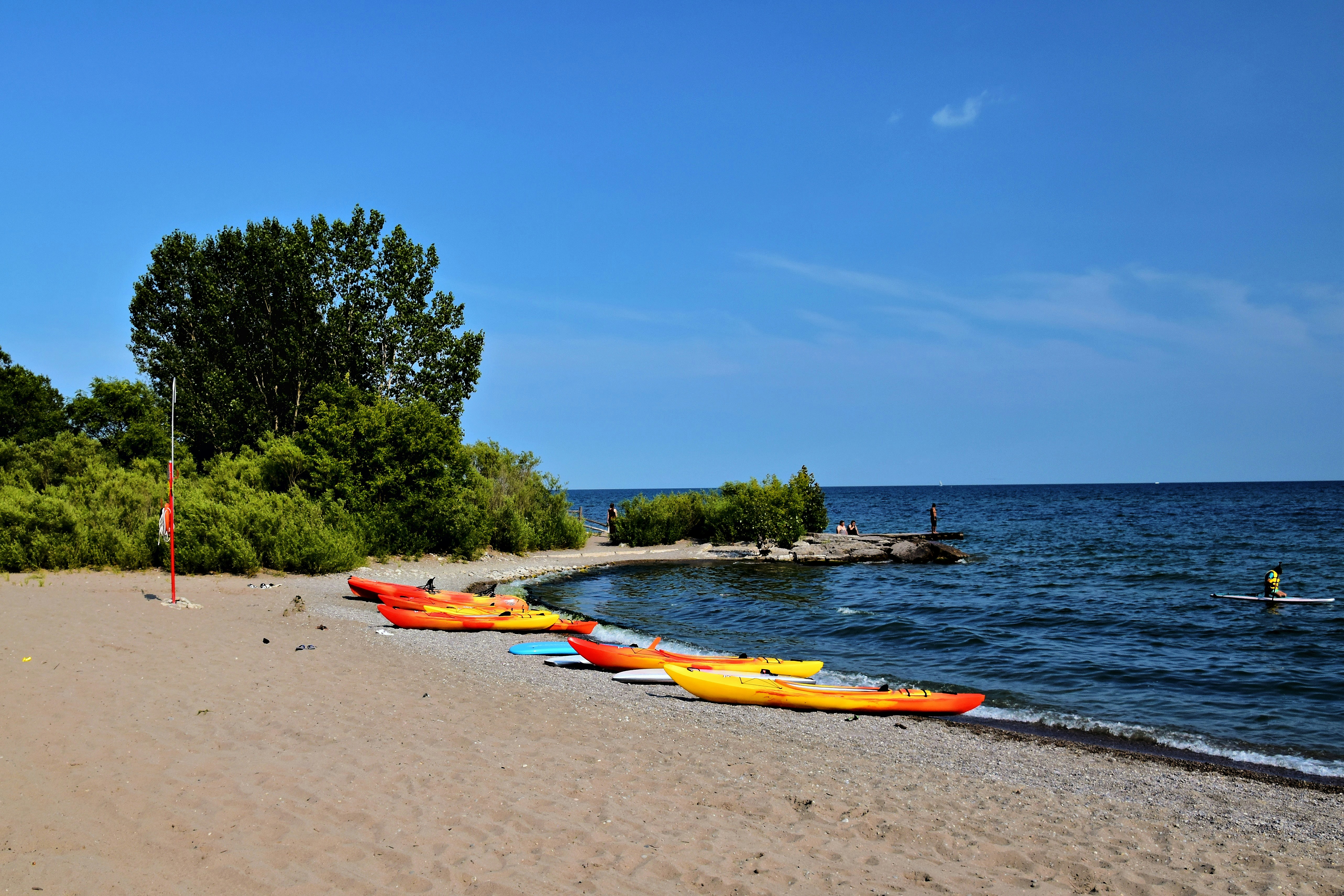 Un groupe de kayaks au bord d’un lac photo – Photo Les plages Gratuite ...