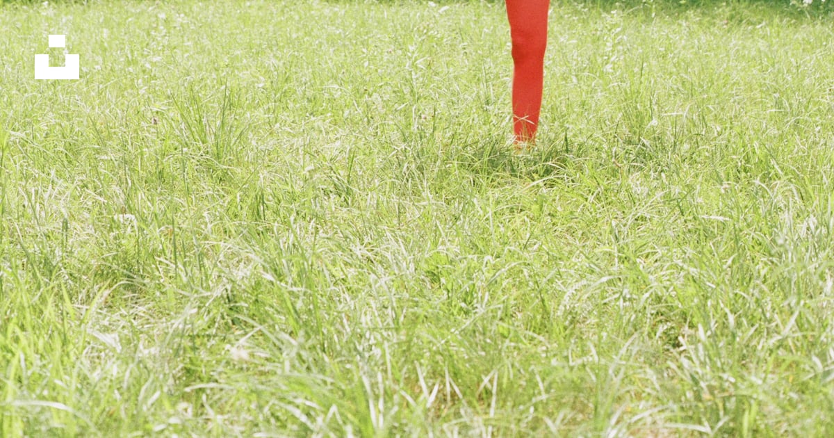 빨간색과 흰색 옷을 입은 여성이 요가 포즈를 취하고 있다 사진 Unsplash의 무료 우크라이나 이미지