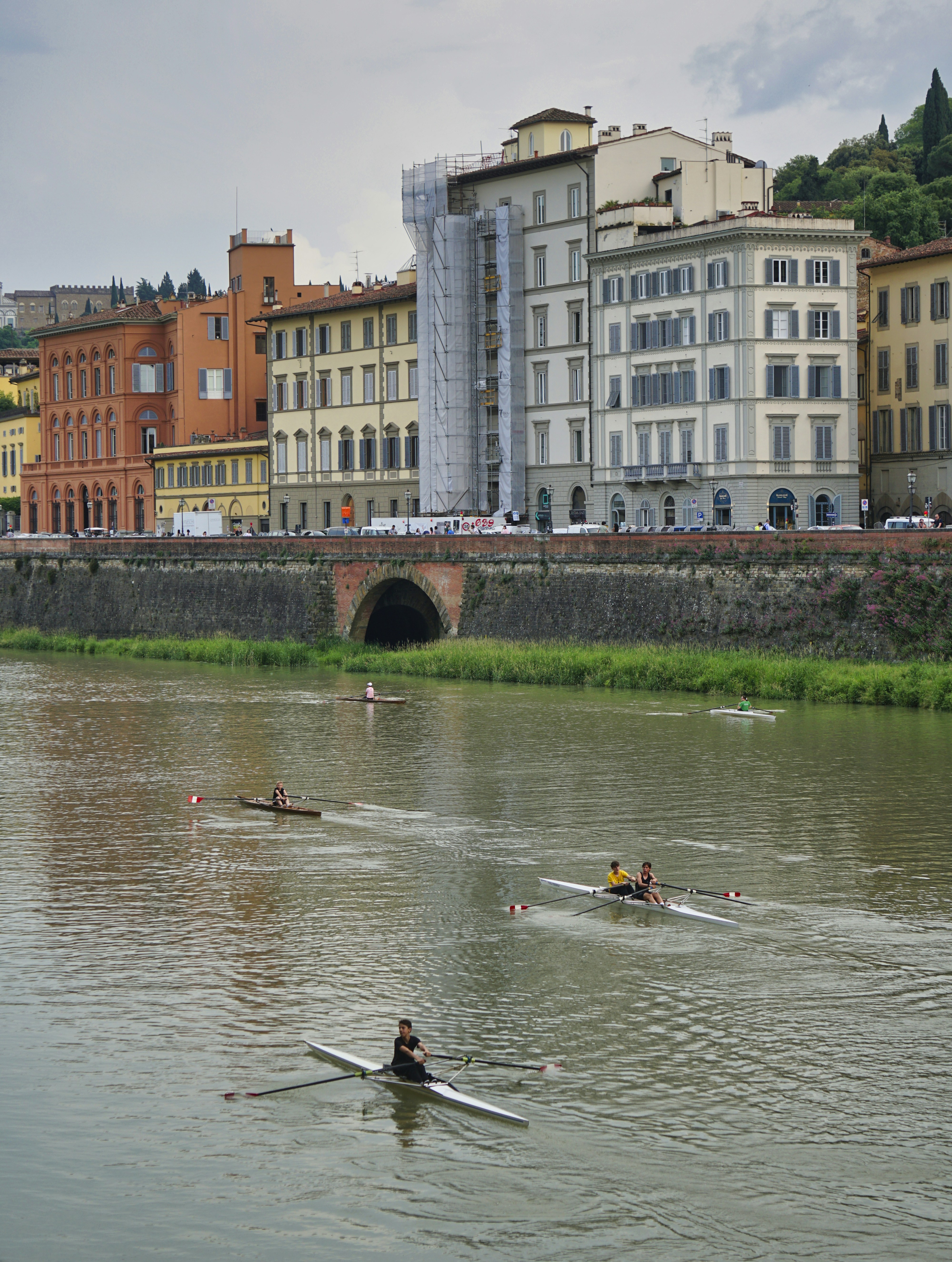 Foto Un grupo de personas remando en un cuerpo de agua – Imagen Ciudad ...