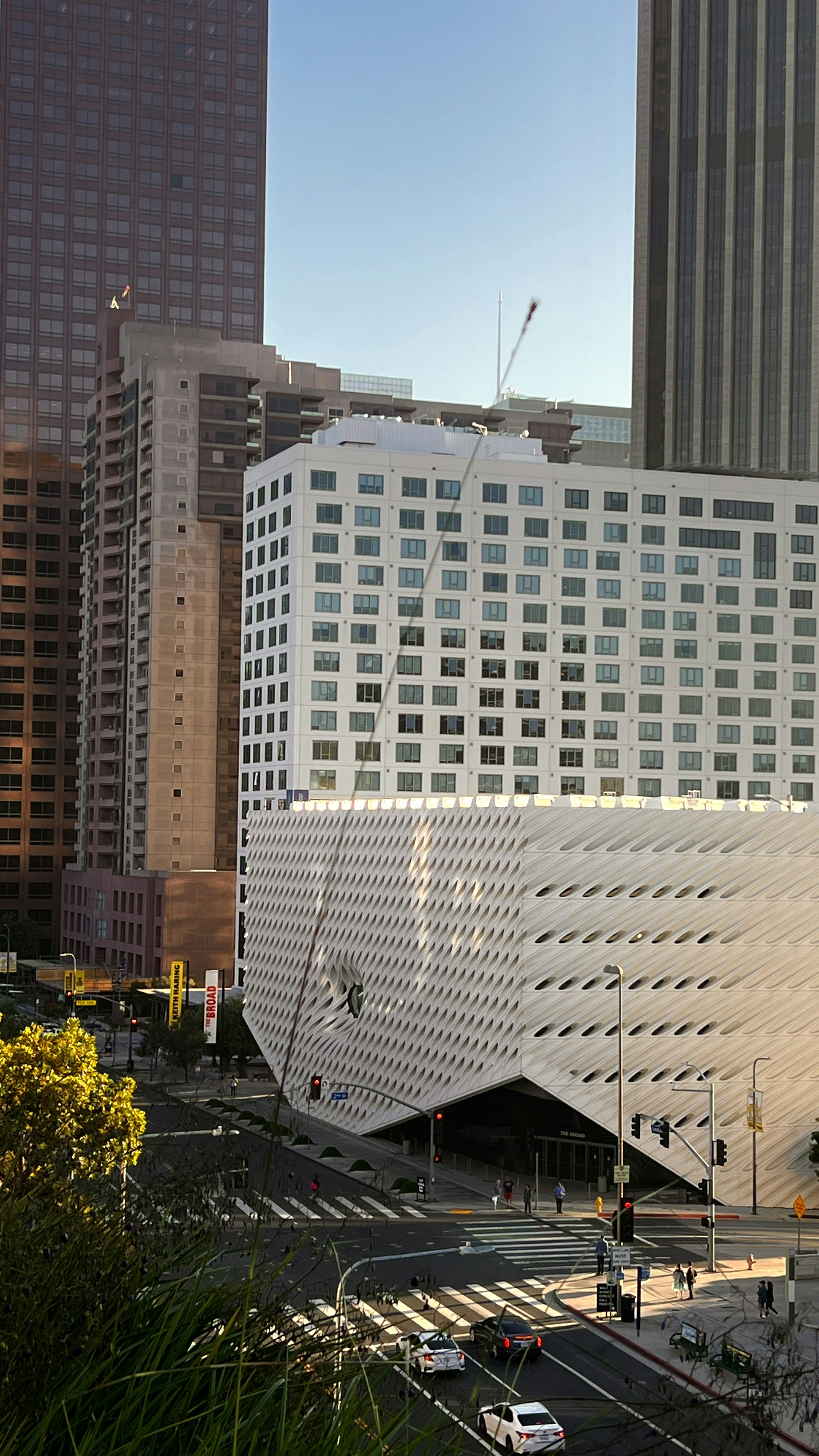 A large white building in the middle of a city photo – Free Los angeles ...